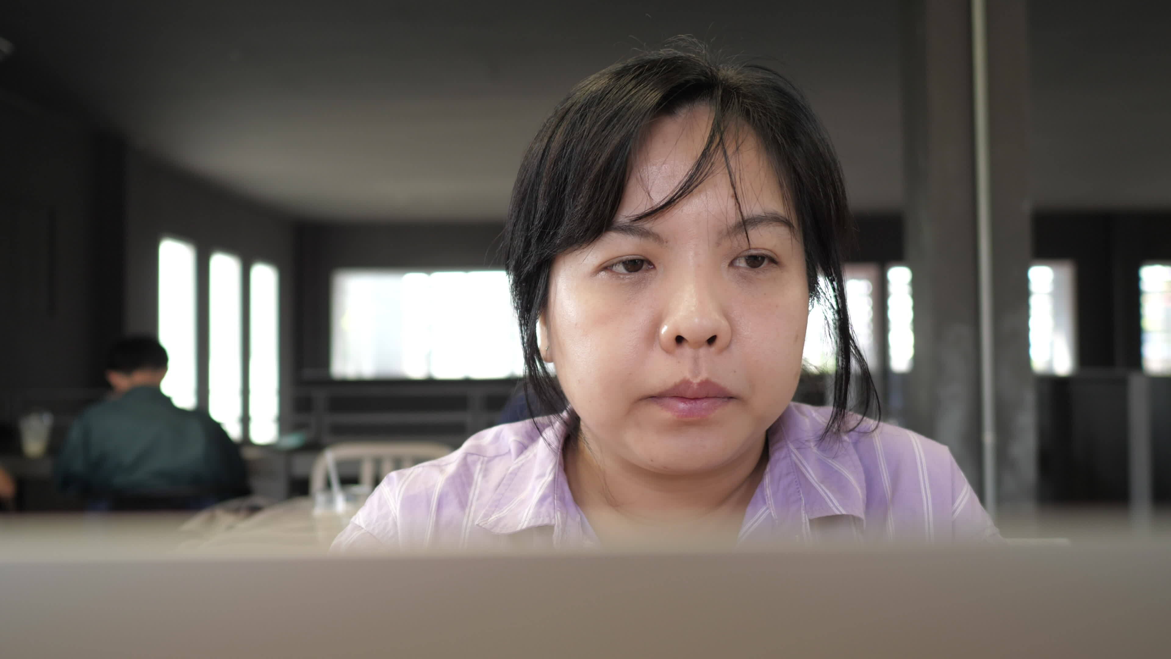 seletivo foco, mãos do jovem adulto mulher usar computador portátil computador dentro ao ar ...