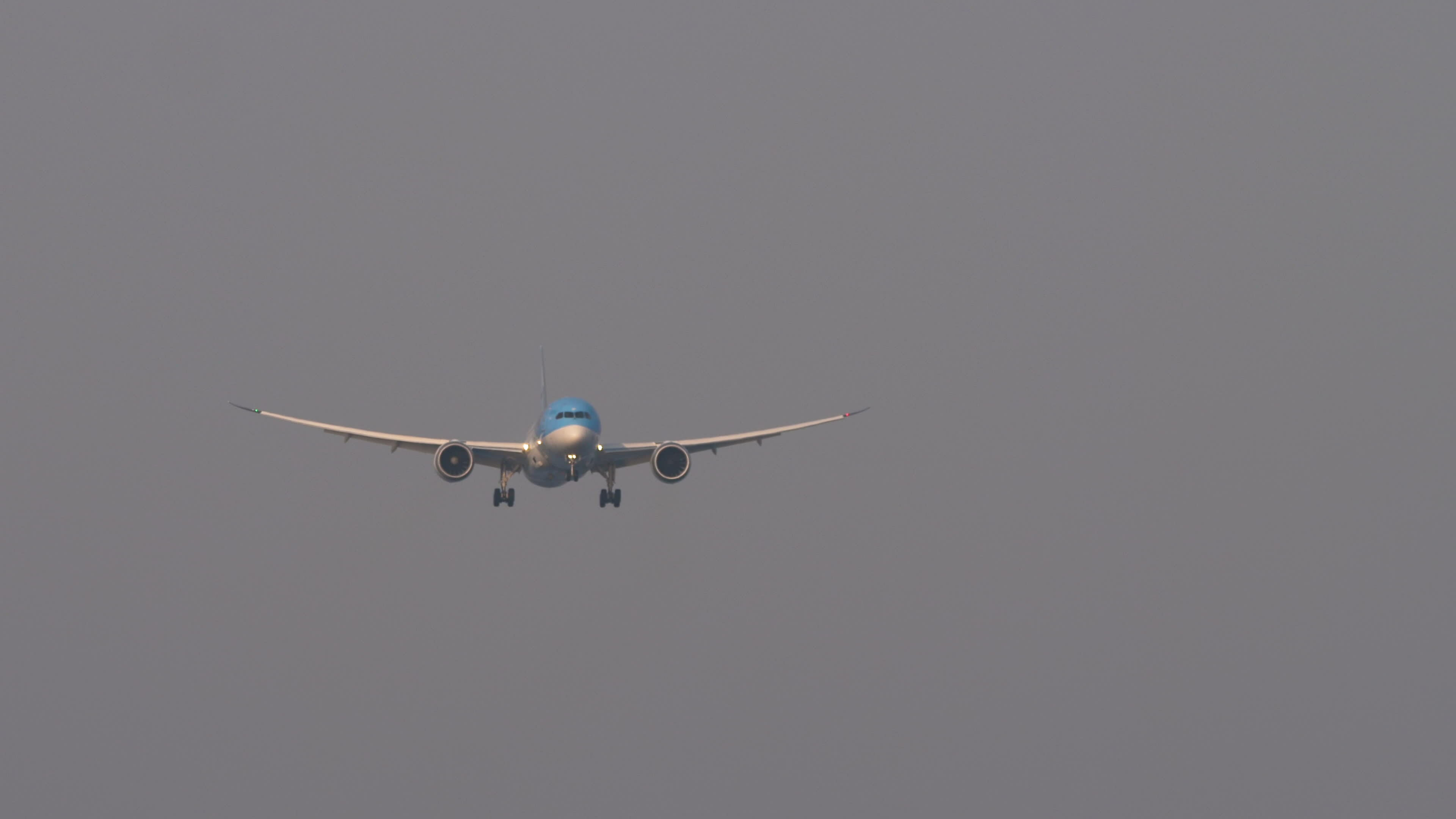 Civil plane approaching before landing. Commercial airplane flies ... Civil plane approaching before landing. Commercial airplane flies ...