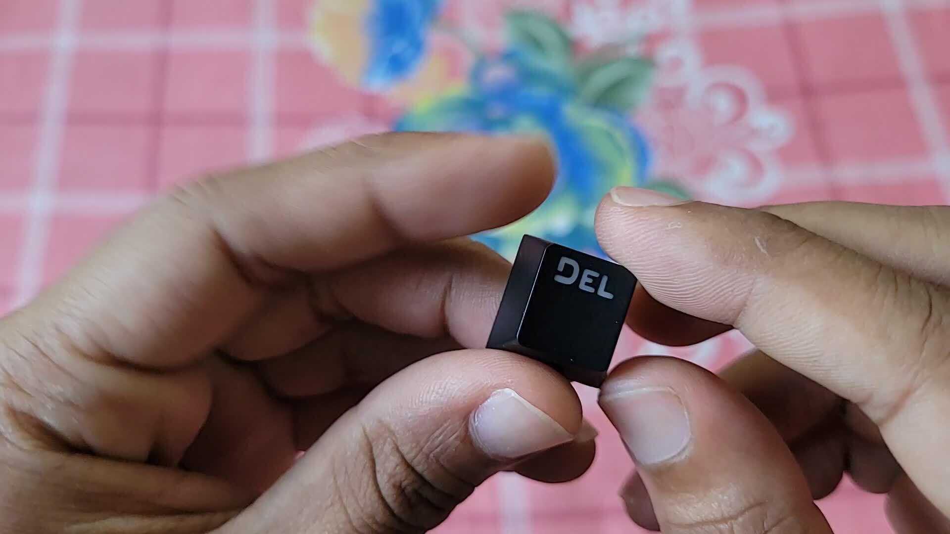 One Person Hand Holding a keybord keycaps 26369661 Stock Video at Vecteezy One Person Hand Holding a keybord keycaps 26369661 Stock Video at Vecteezy