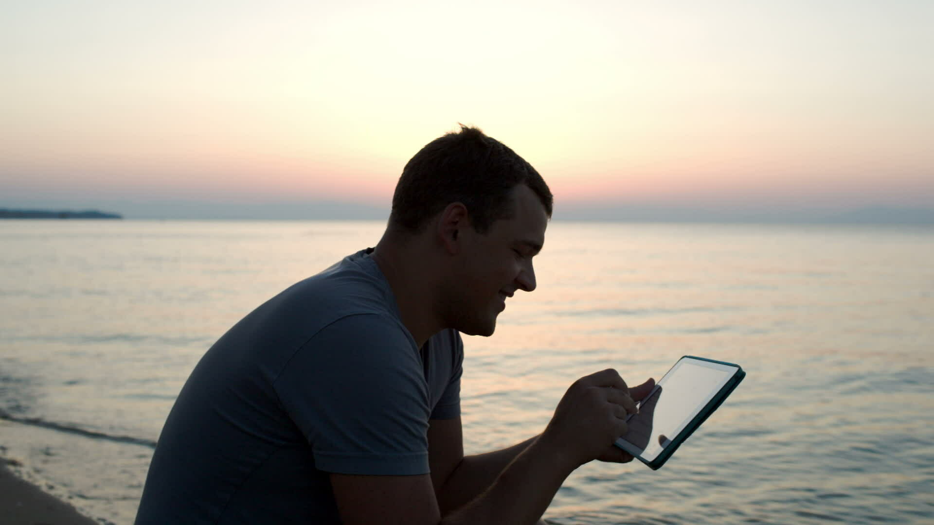 Man using tablet computer on the beach 28238224 Stock Video at Vecteezy