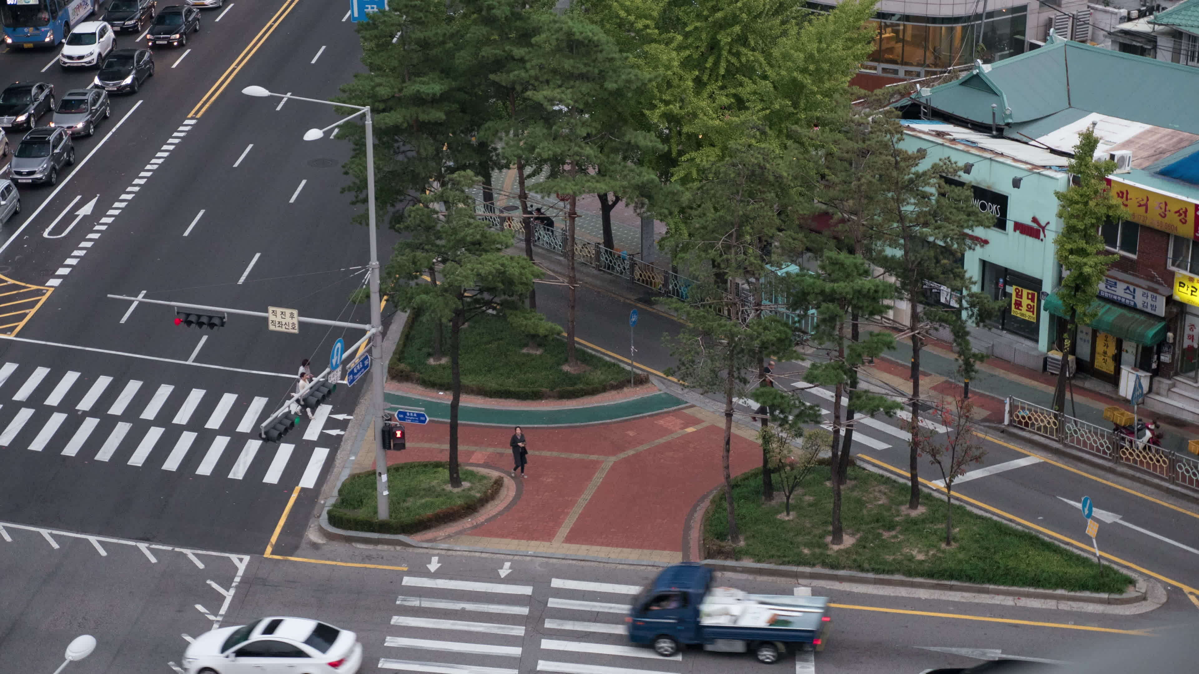 Timelapse of crossroad traffic in Seoul, South Korea 28897684 Stock Video at Vecteezy