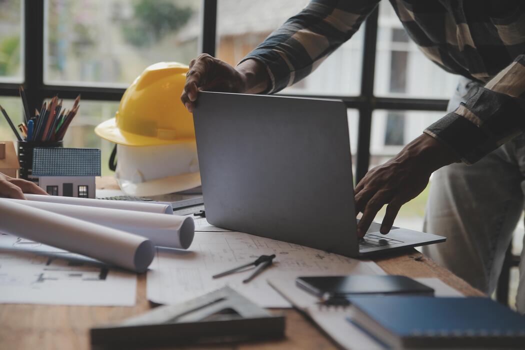 Contractor On Computer Stock Photos, Images and Backgrounds for Free ...