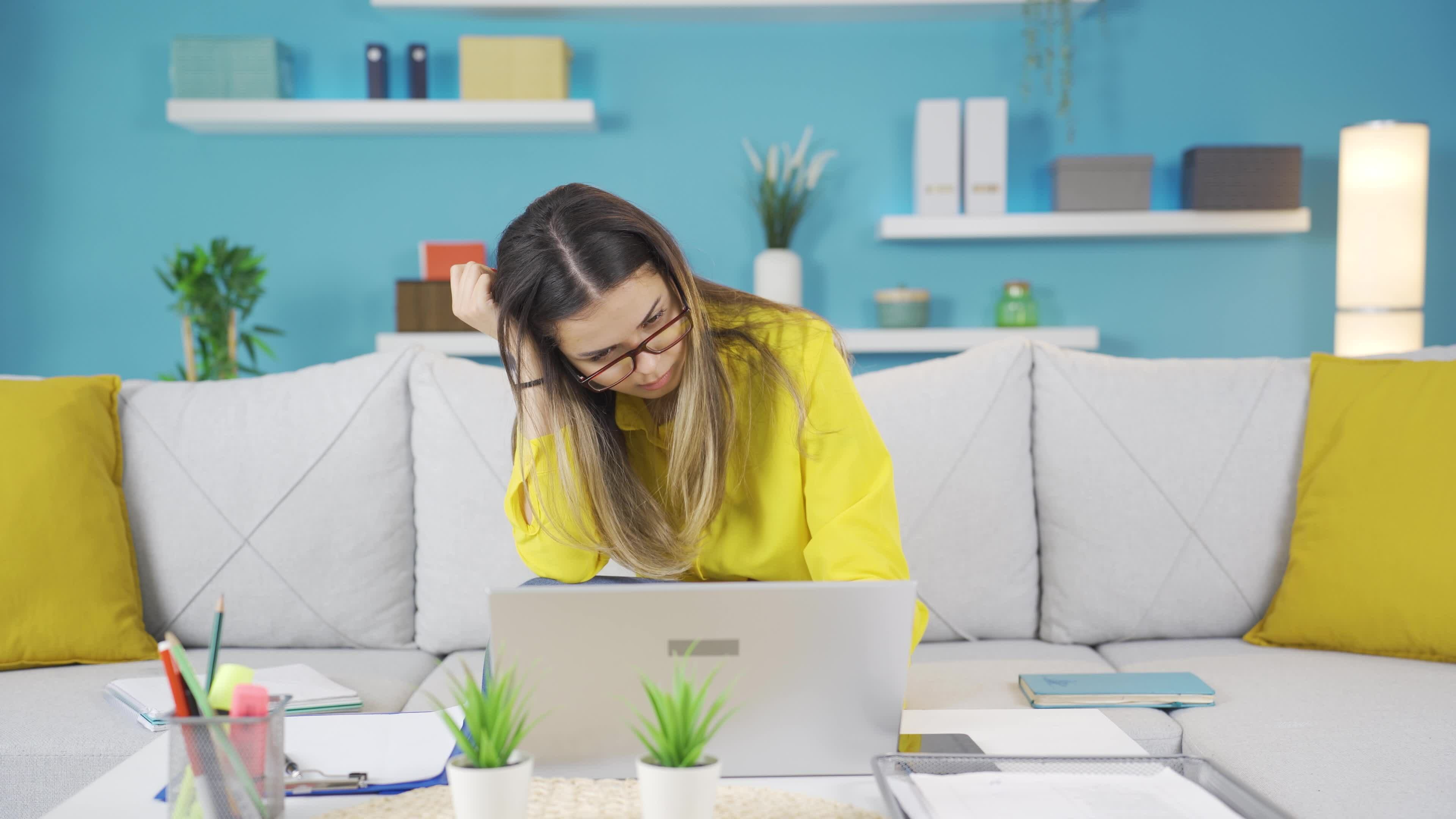 Hem kontor arbetstagare, vem är sömnig på grund av till trötthet, vill ha inte till sova ...