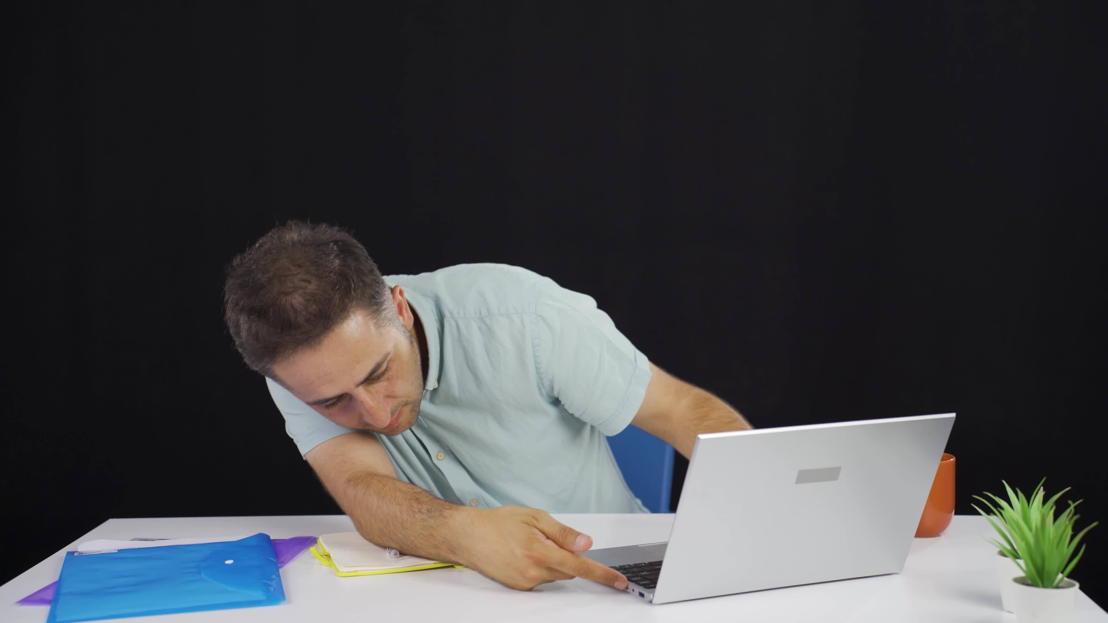 The man who can't use the application on the laptop. 32966523 Stock ... The man who can't use the application on the laptop. 32966523 Stock ...