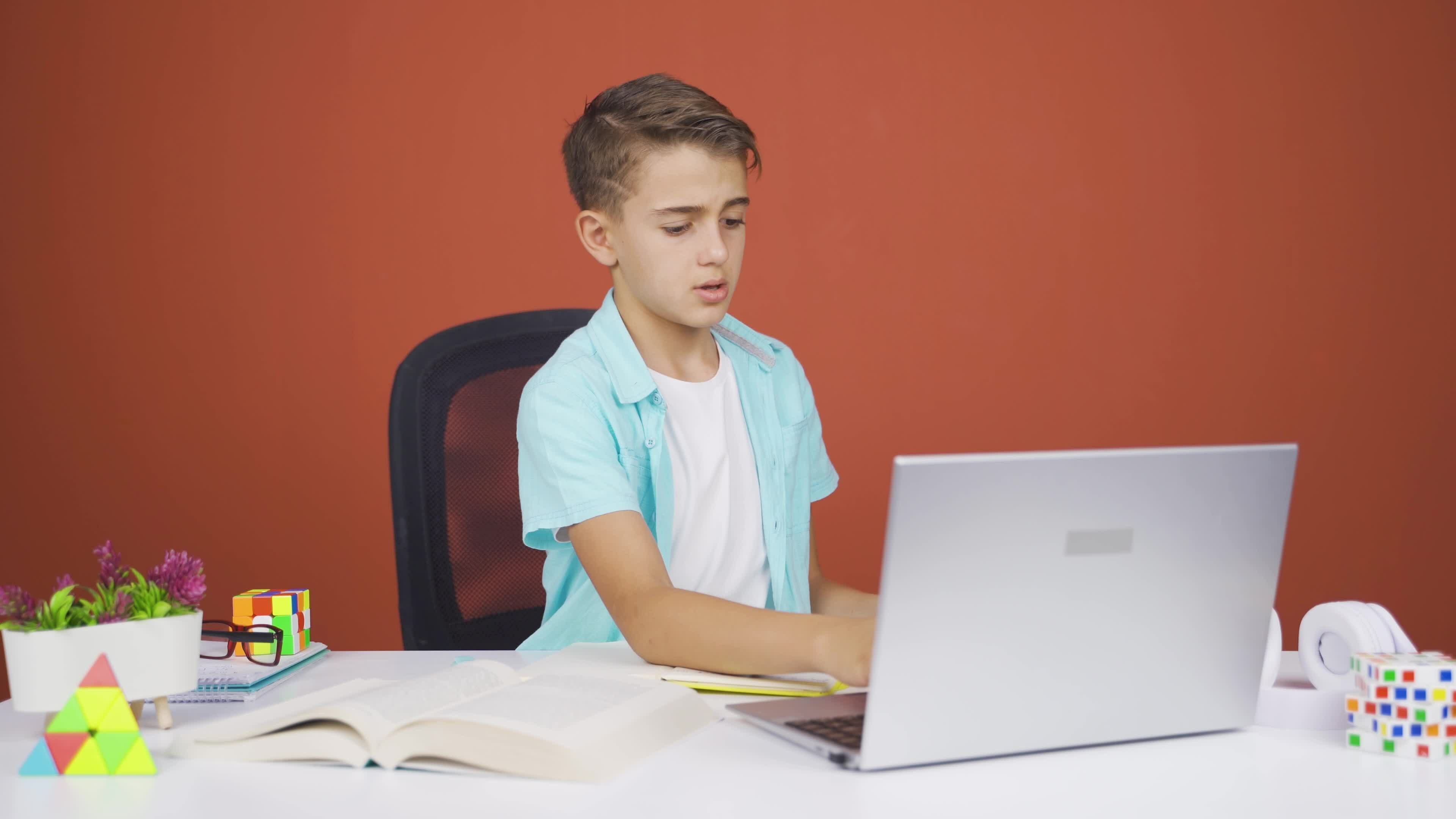 The boy who can't use the application on the laptop. 33028332 Stock ... The boy who can't use the application on the laptop. 33028332 Stock ...