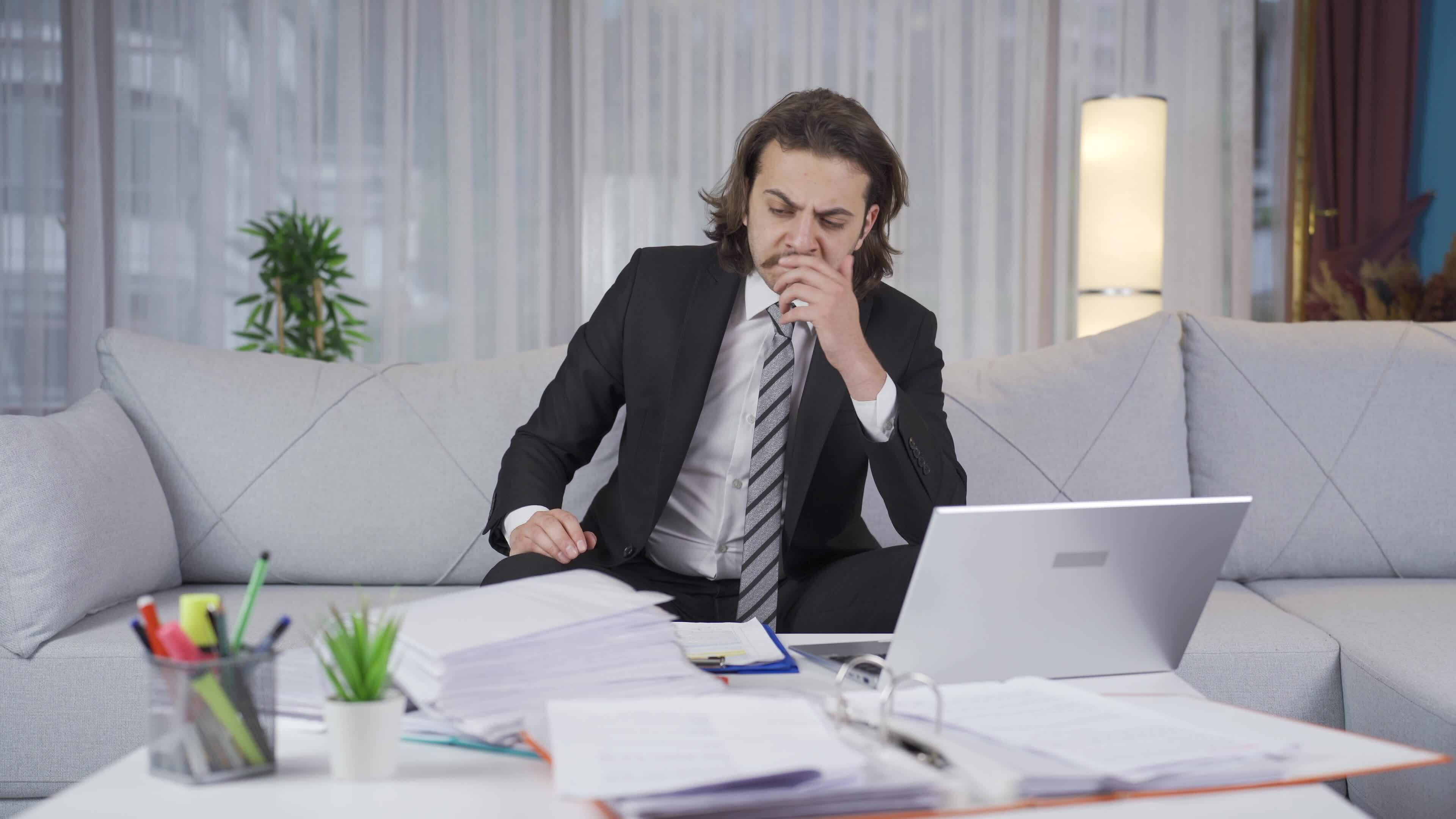 The man who works at home cannot focus, he thinks about his problems ... The man who works at home cannot focus, he thinks about his problems ...