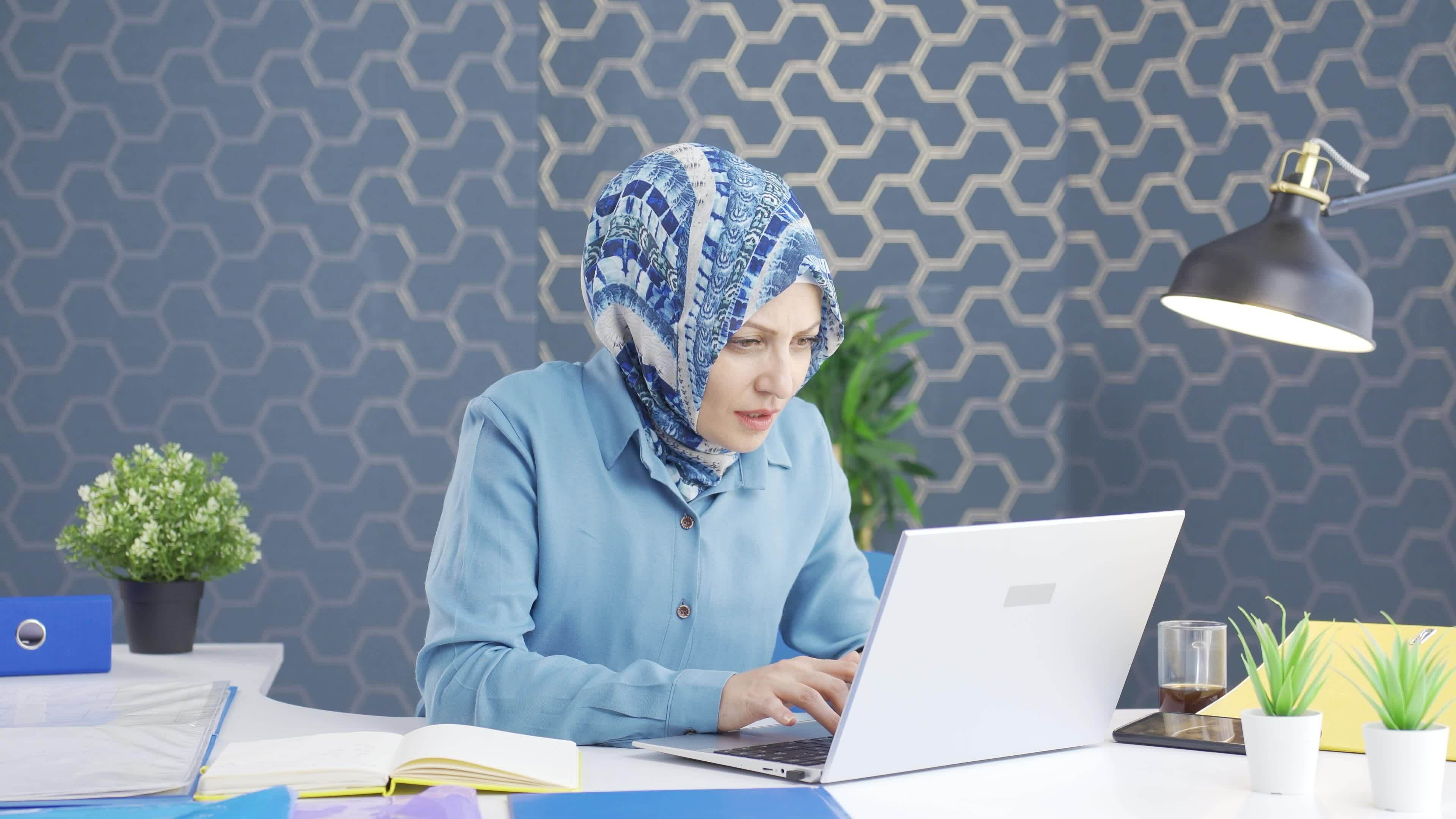 Business woman with eye problem problem. 33030104 Stock Video at Vecteezy