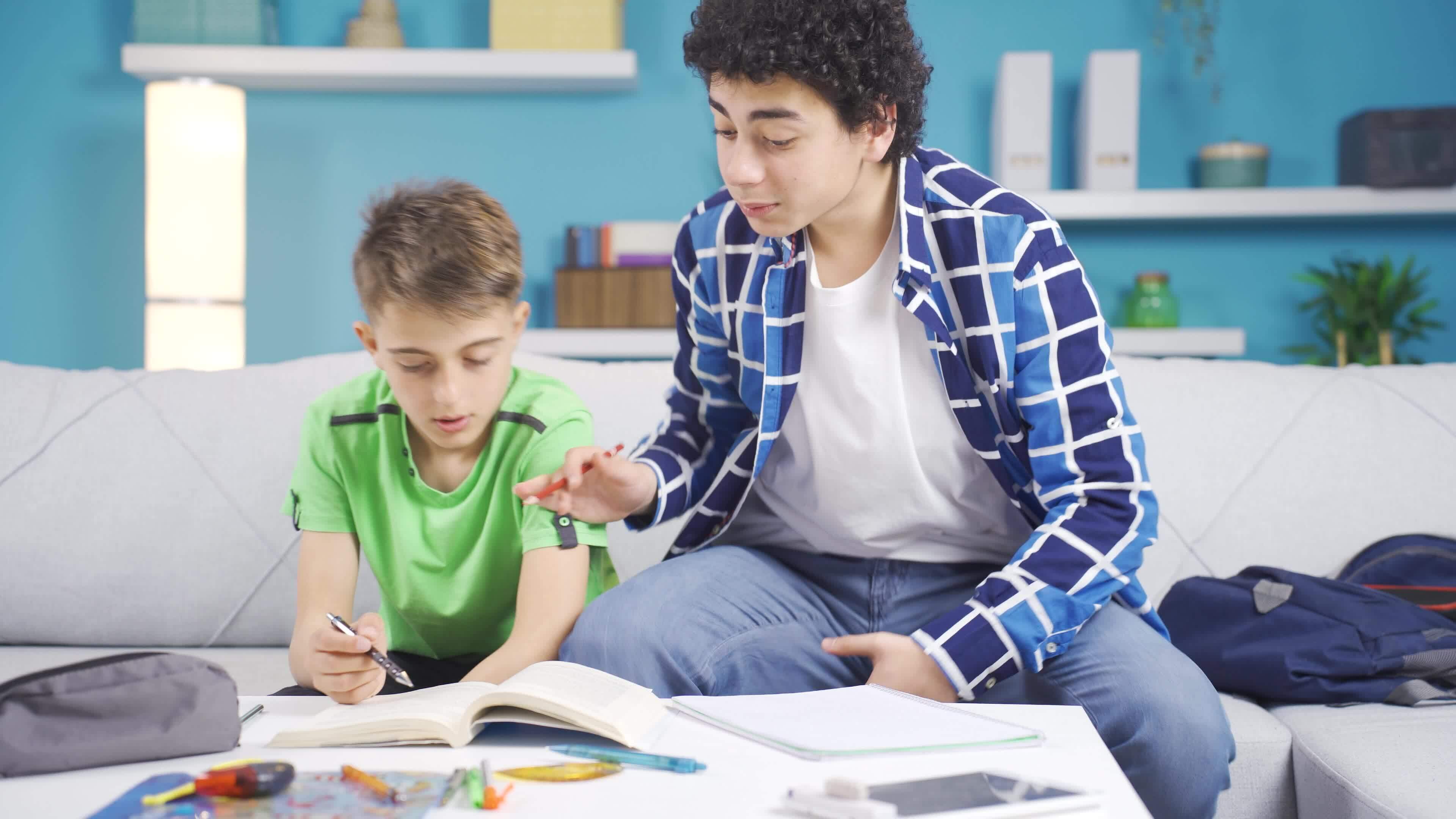 grande hermano ayuda su mas joven hermano quien es estudiando. 33057421 ...