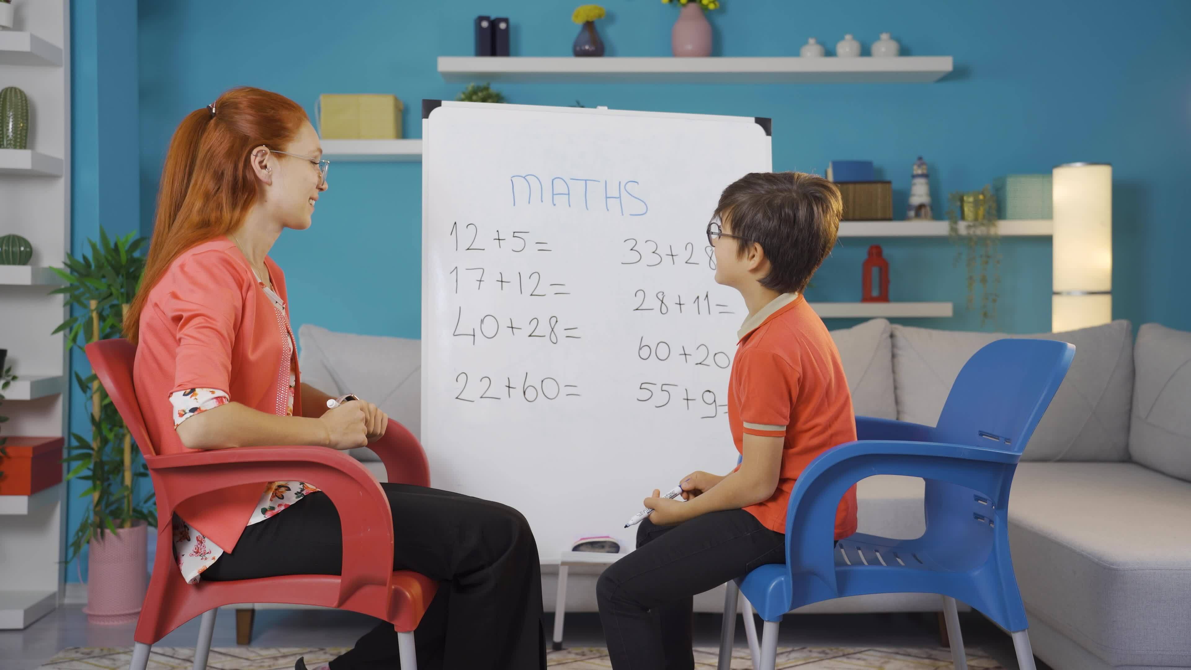 Un Profesor Enseñando Adición A Su Chico Alumno 33060311 Vídeo De Stock En Vecteezy
