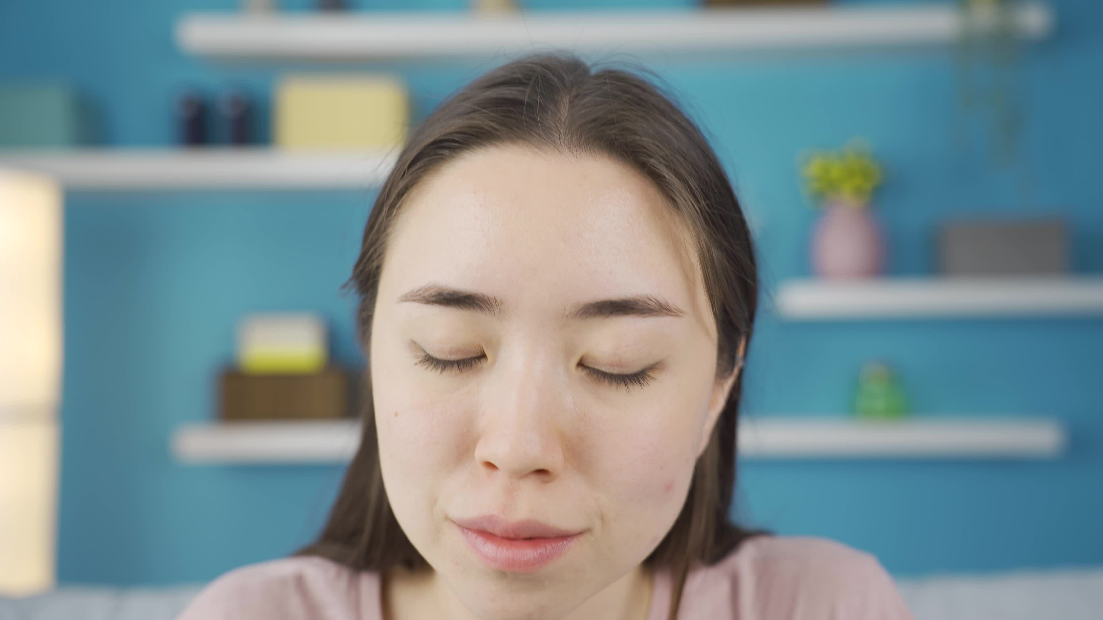 fermer portrait de Jeune asiatique femme écoute à nouvelles et annonces. 33066711 Vidéo de stock ...