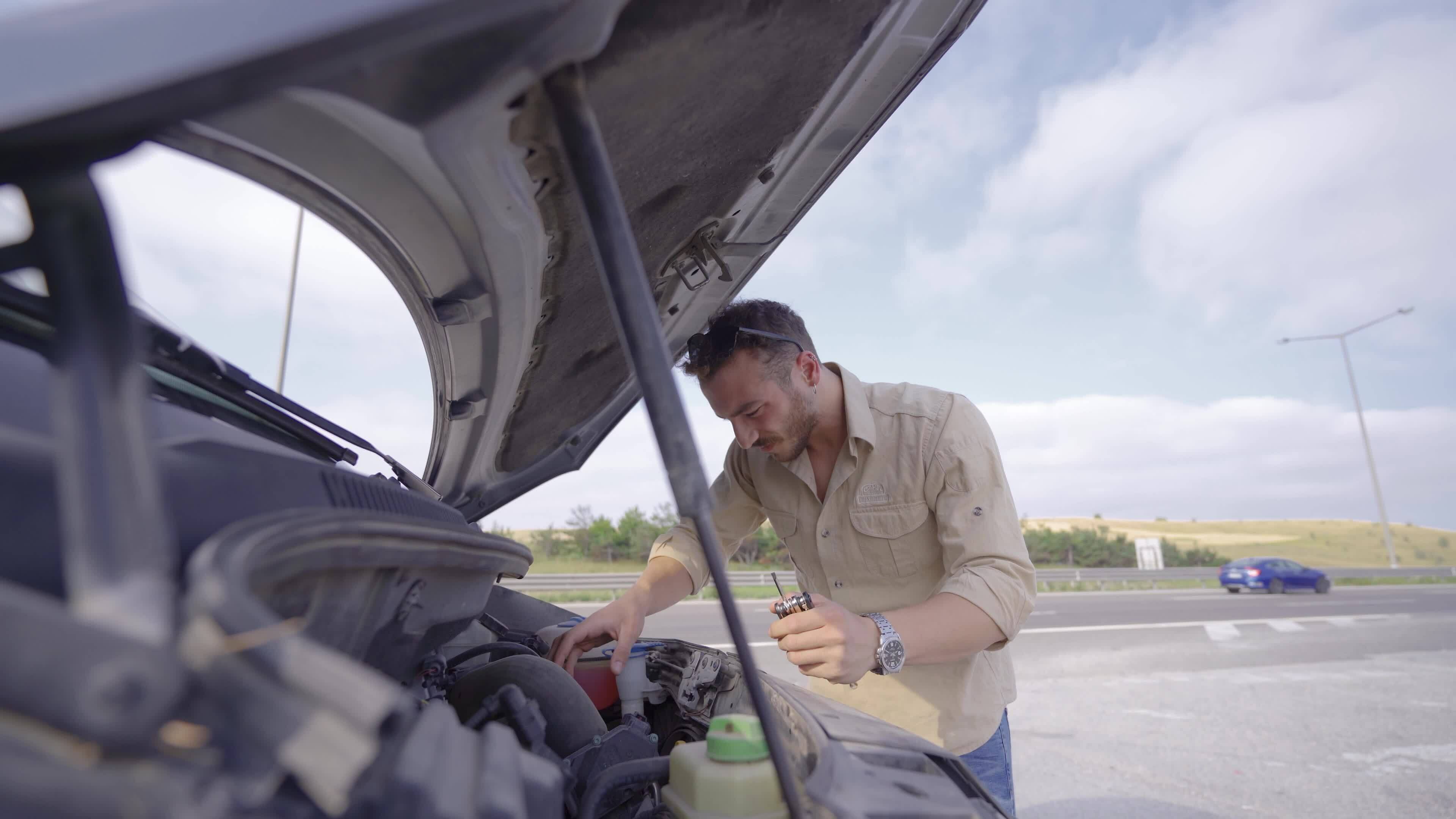 Car breakdown on the highway. 33087172 Stock Video at Vecteezy