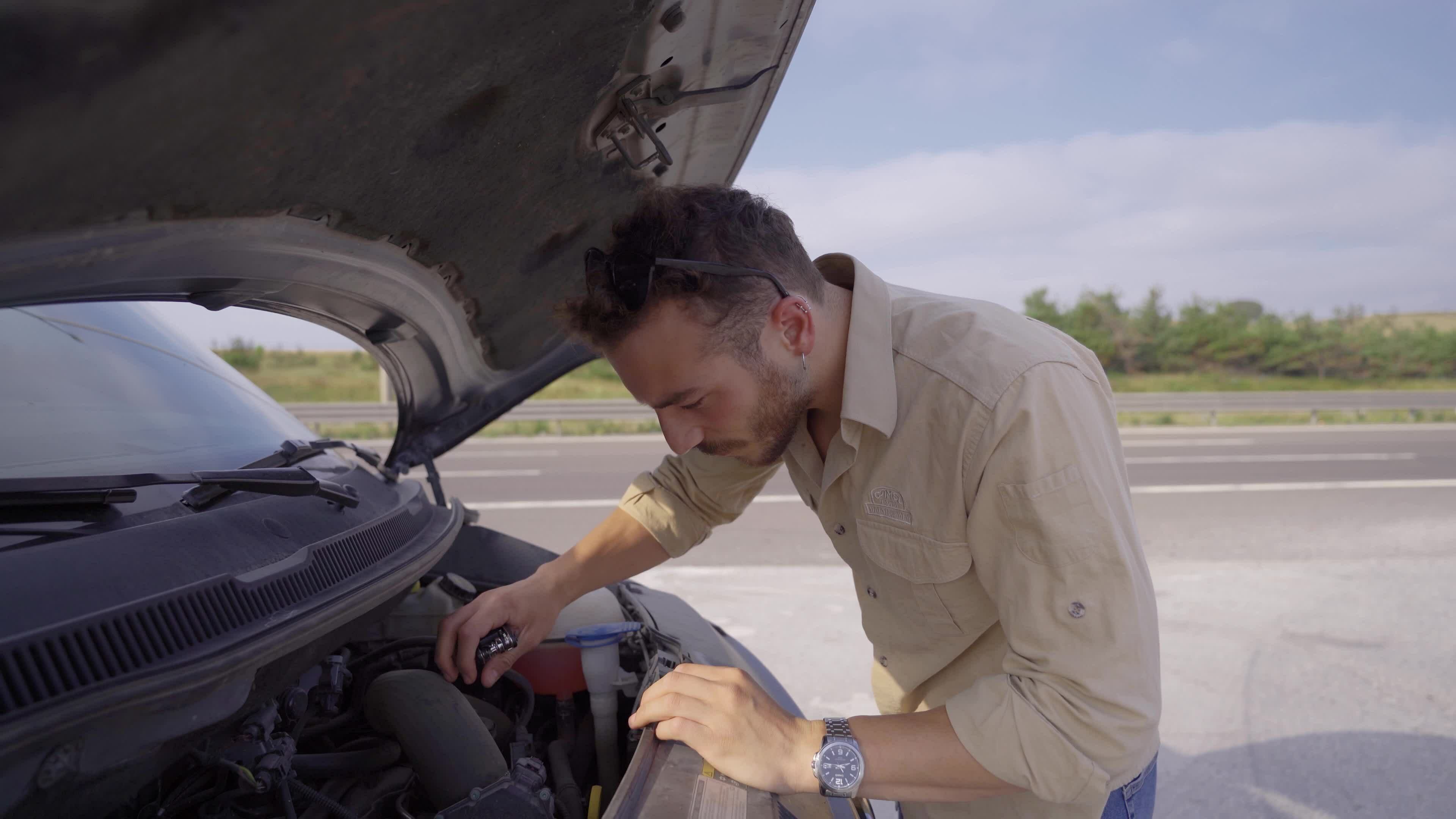 Car breakdown, travel 33087546 Stock Video at Vecteezy