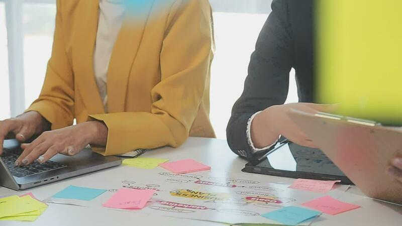 grupp av unga asiatiska affärsteam kreativa affärsmän medarbetare på ... grupp av unga asiatiska affärsteam kreativa affärsmän medarbetare på ...