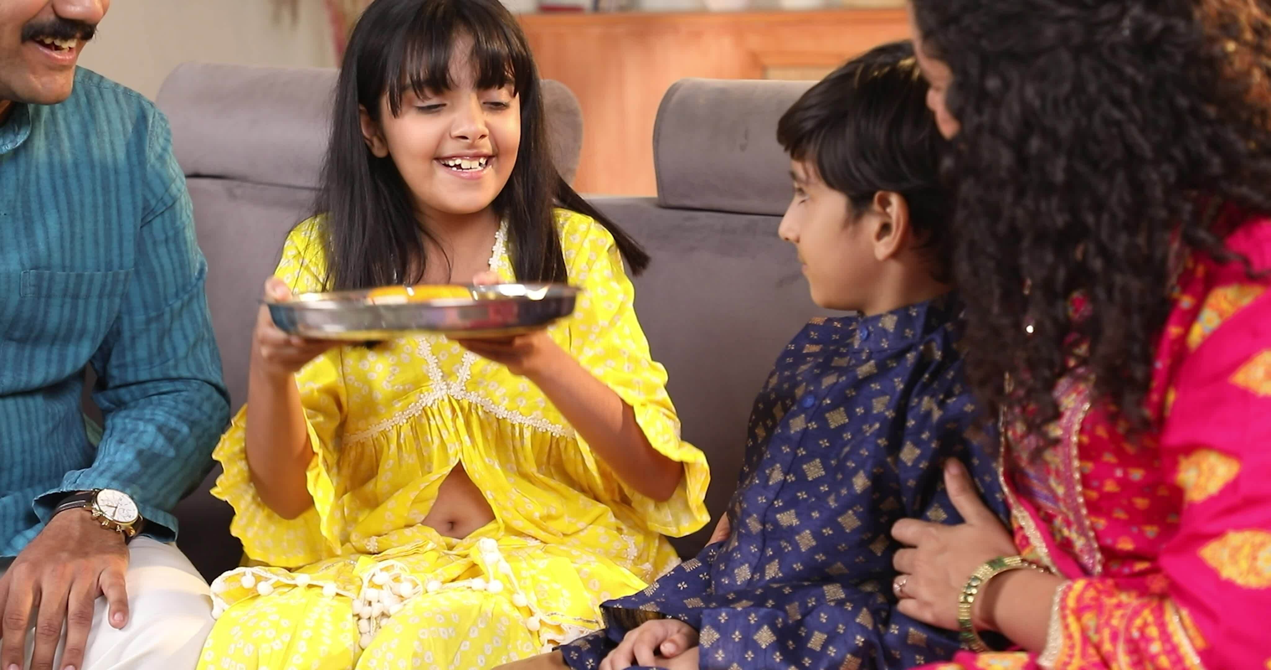 Video of beautiful sister doing Aarti Pooja for her younger brother on the occasion of Raksha ...