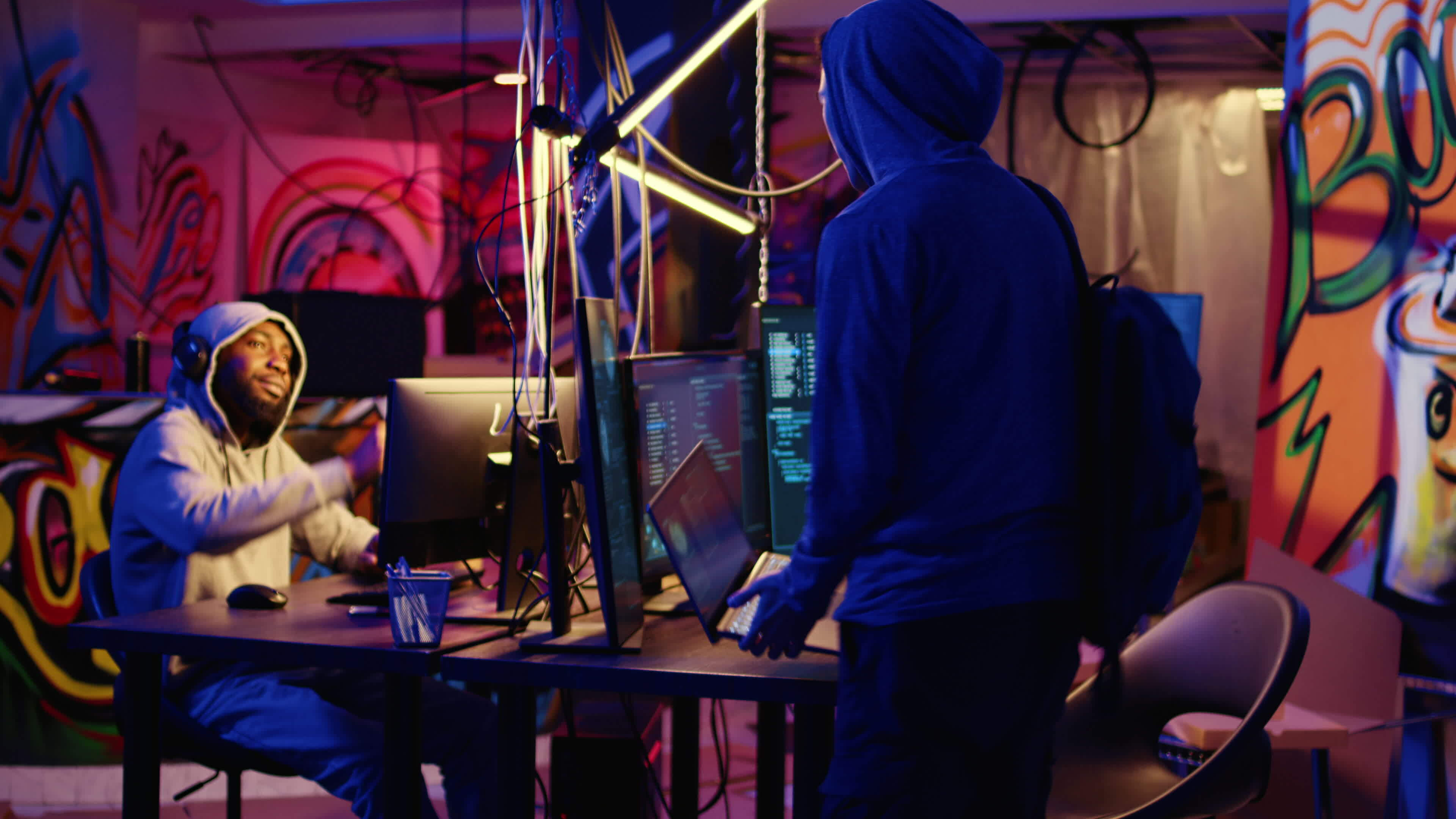 Asiático Hacker Llegando En Subterráneo Alta Calidad Listo A Comienzo Codificación Malware