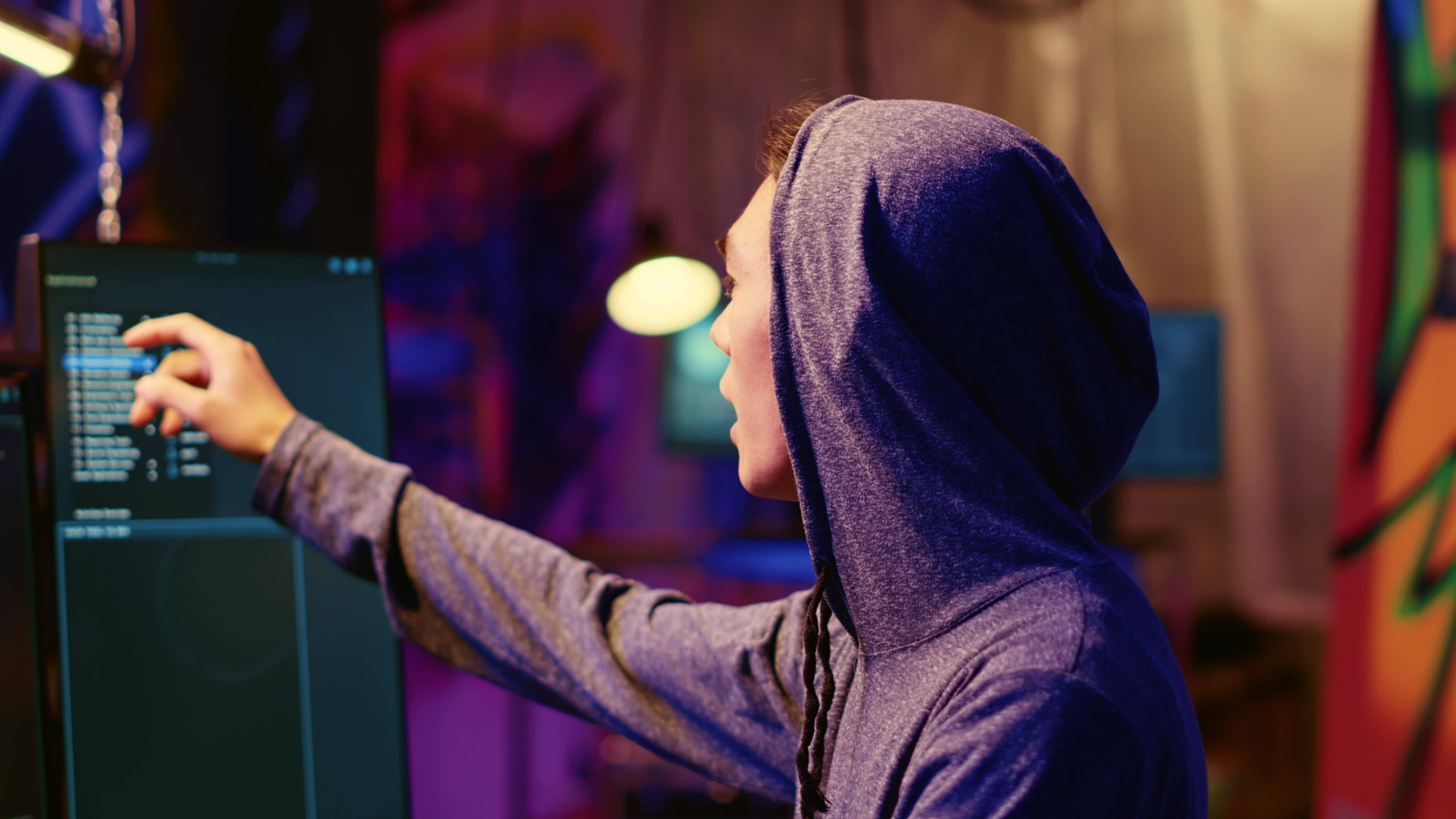 Encapuchado Hacker Hablando Con Colega Mientras Codificación Malware Diseñado A Explotar Red