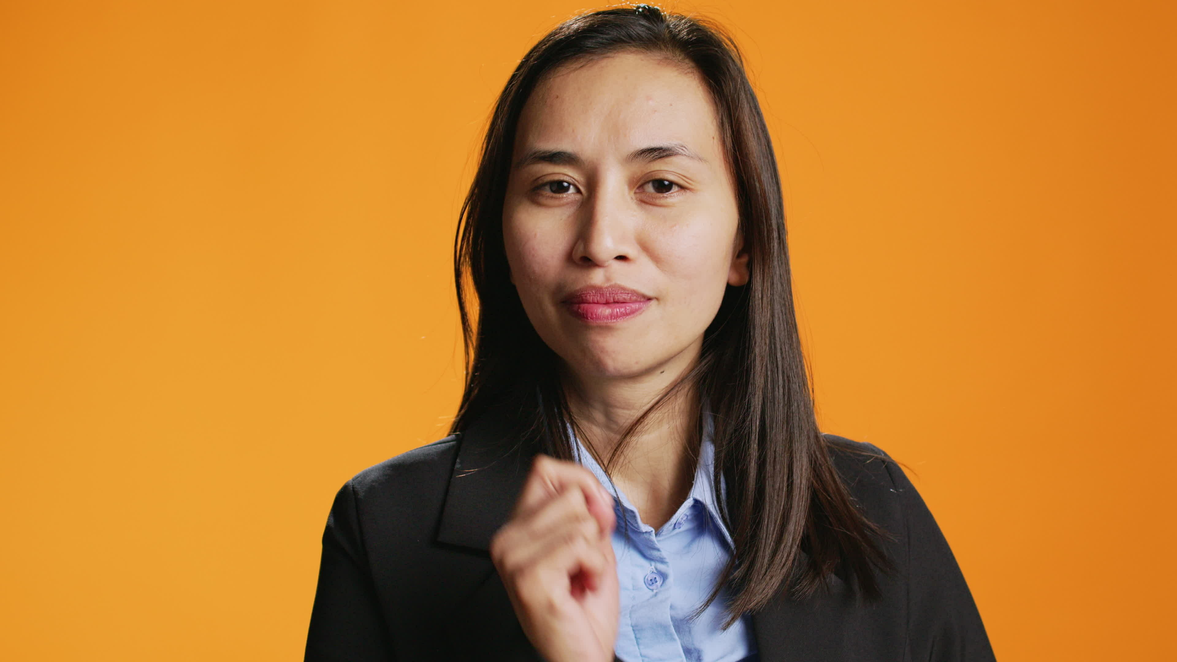 filipino persona muestra Cállate gesto en cámara, haciendo mudo firmar a mantener secreto y ser ...