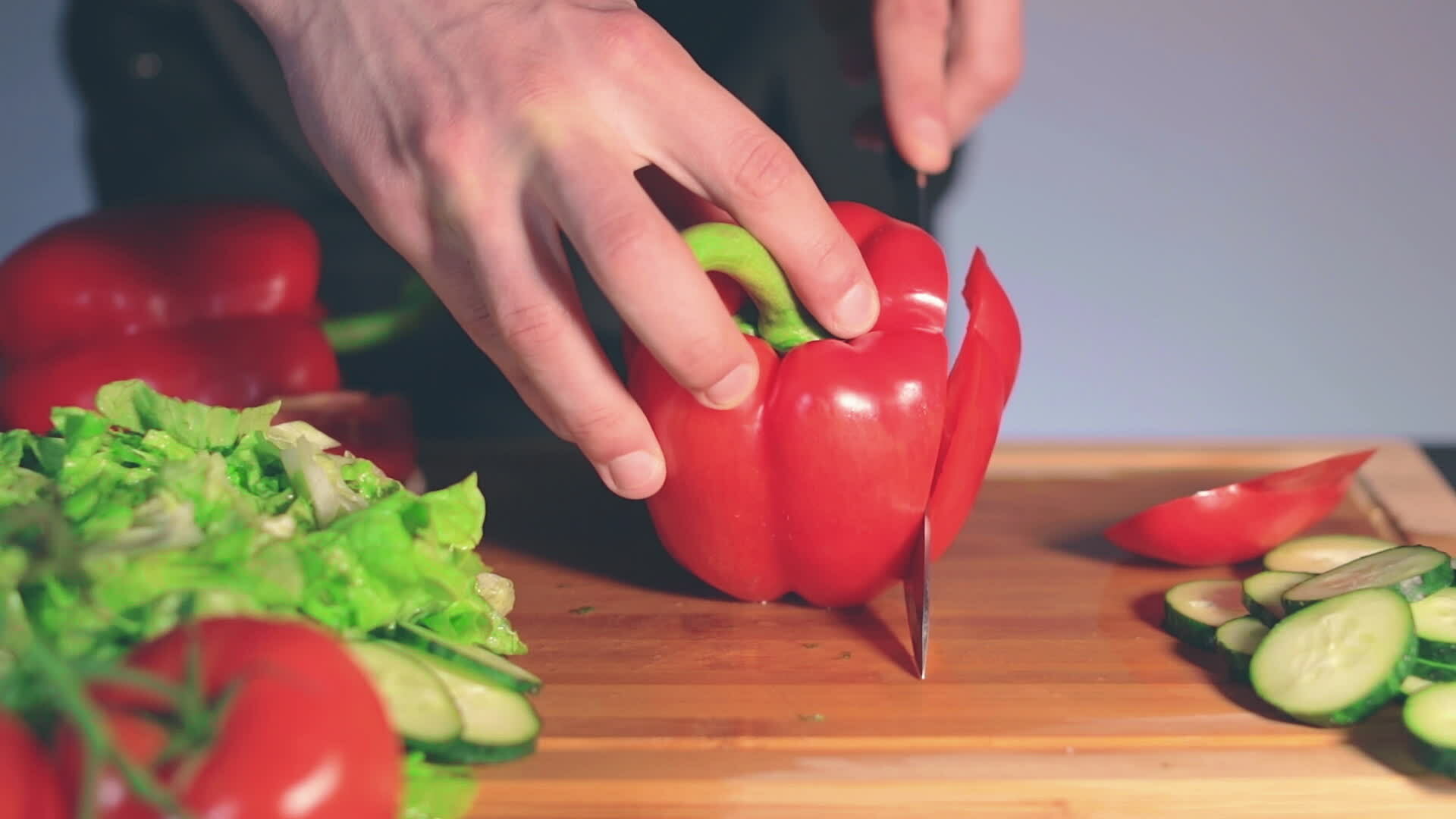 Koch im schwarz Uniform ist Schneiden rot Paprika und vorbereiten Gemüse Zutaten zum Kochen ...