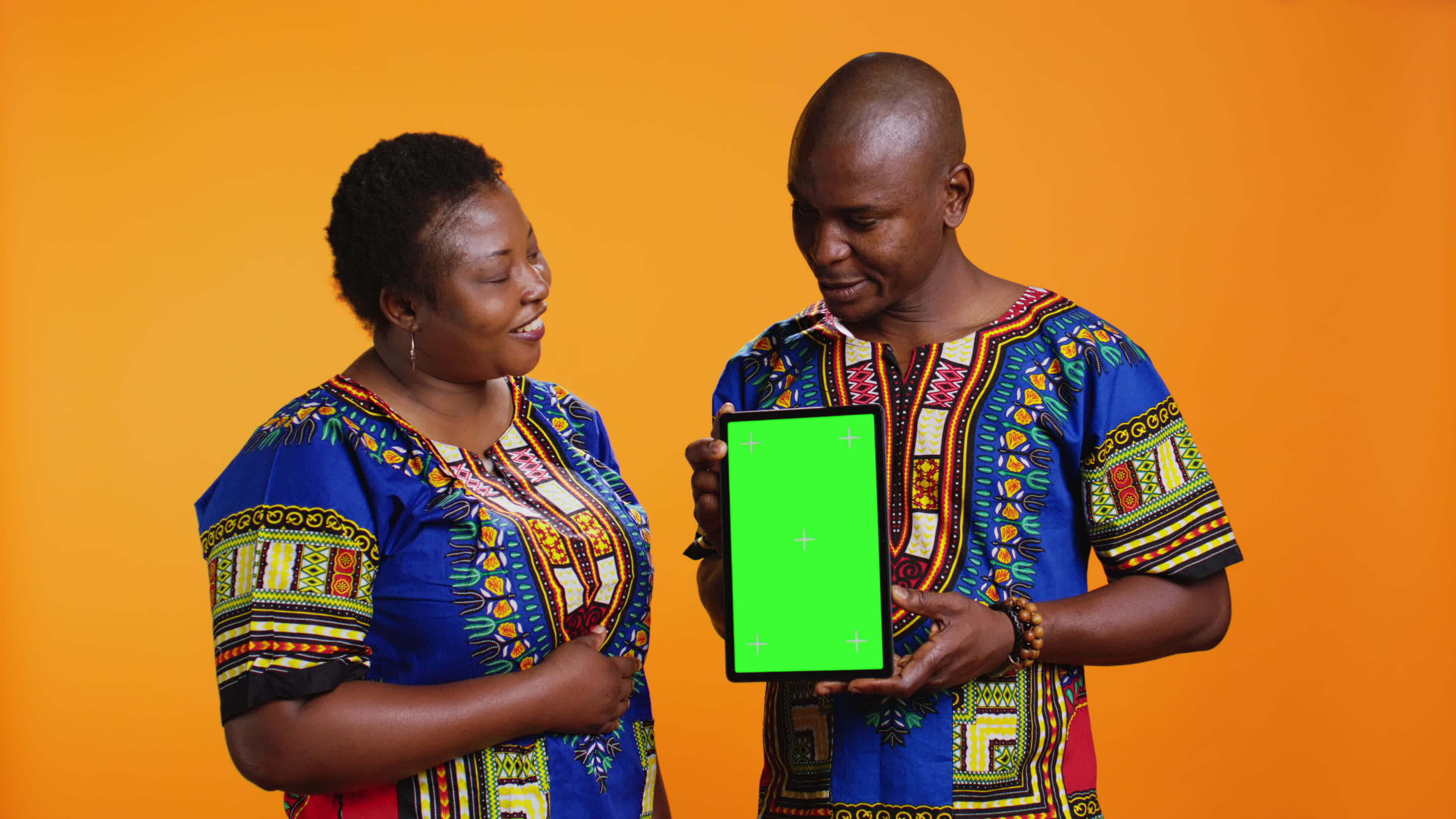 African american married couple holding tablet with greenscreen ... African american married couple holding tablet with greenscreen ...