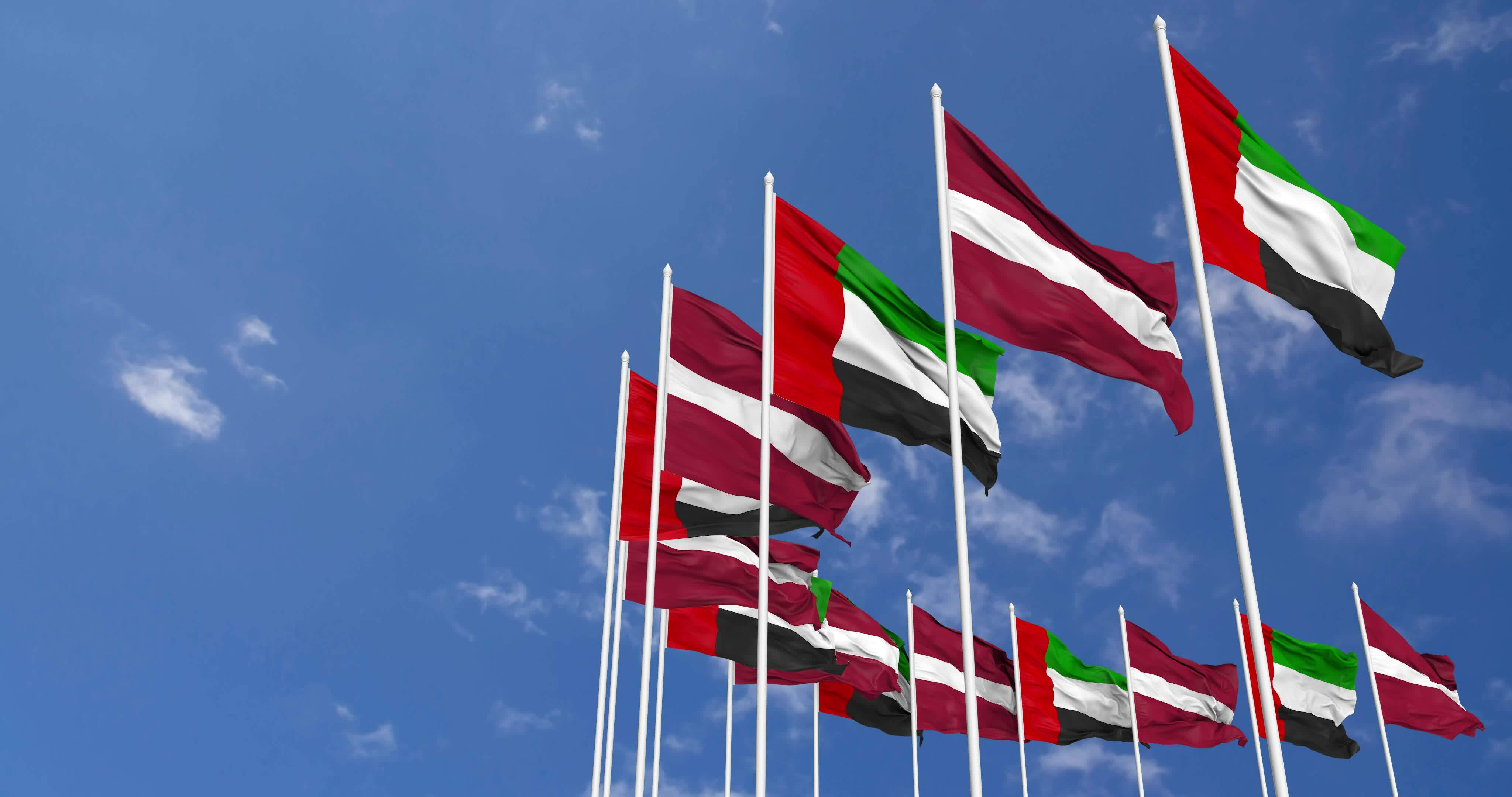 Lettland und vereinigt arabisch Emirate, VAE Flaggen winken zusammen im das Himmel, nahtlos ...
