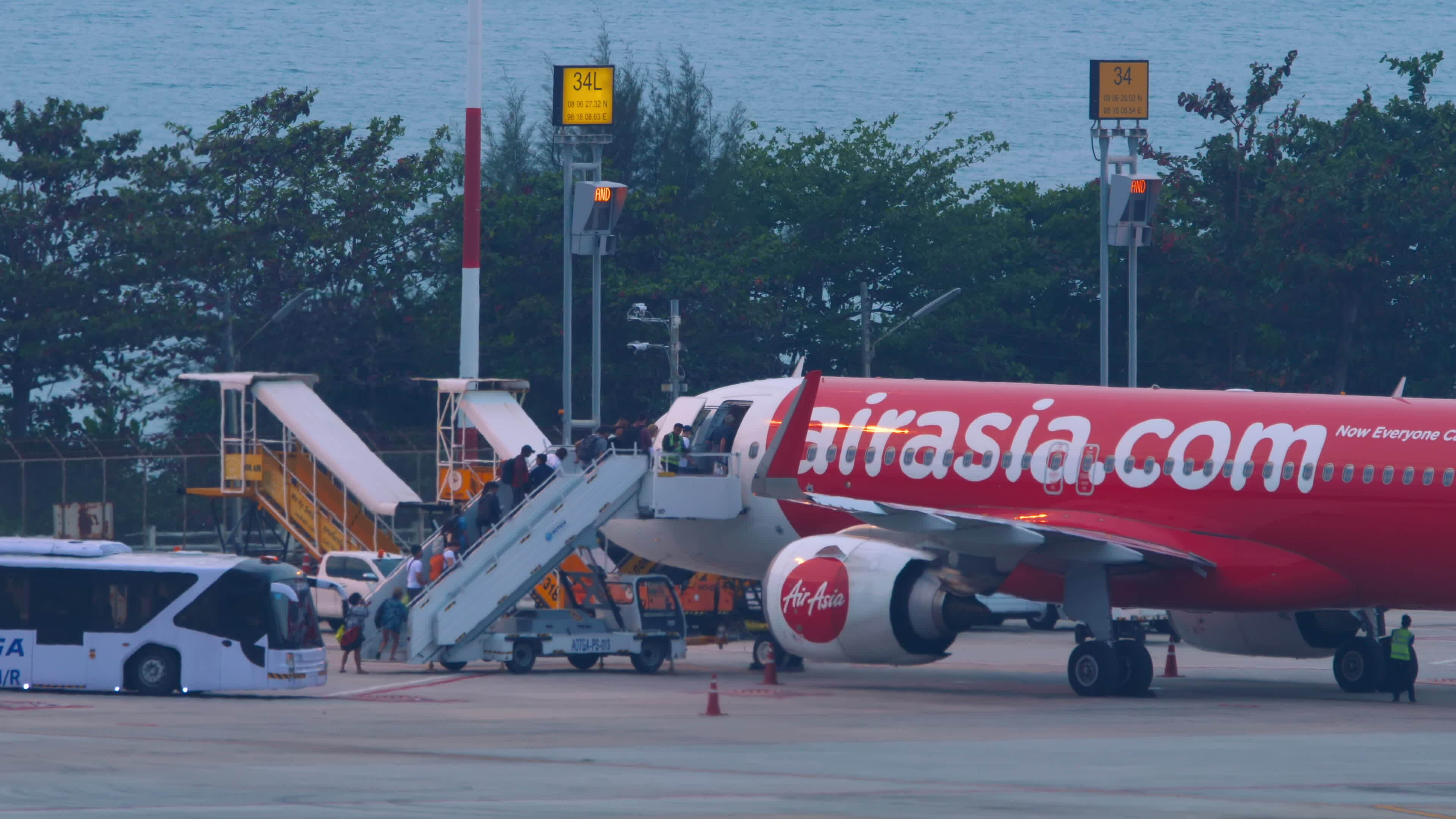 Passengers boarding the plane 36197098 Stock Video at Vecteezy