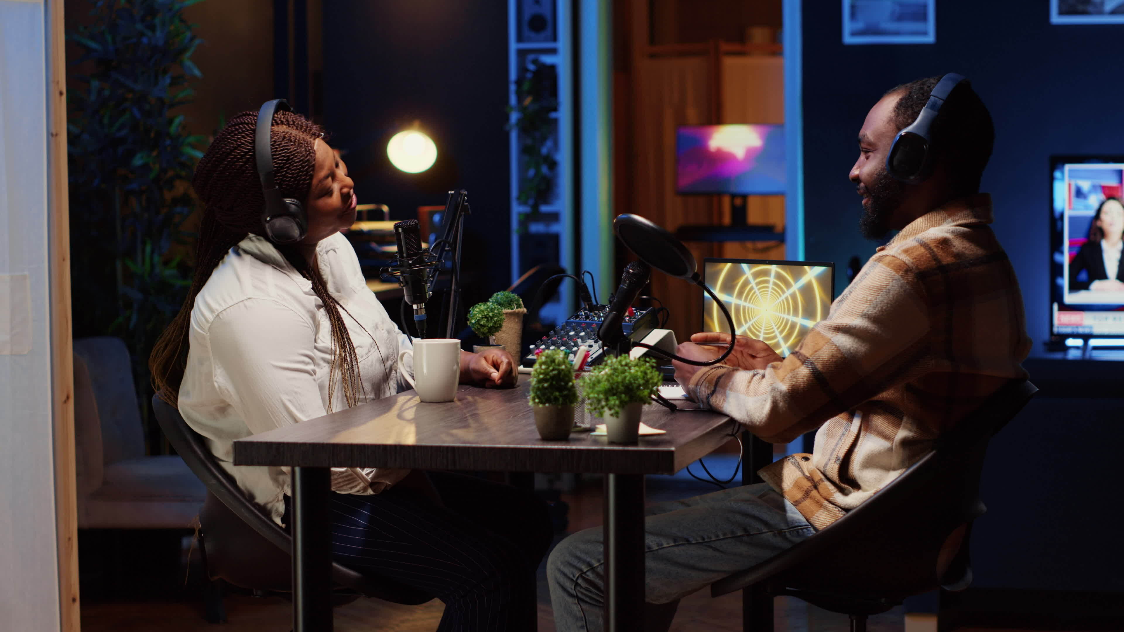 femme hébergement podcast, en utilisant professionnel l'audio ...