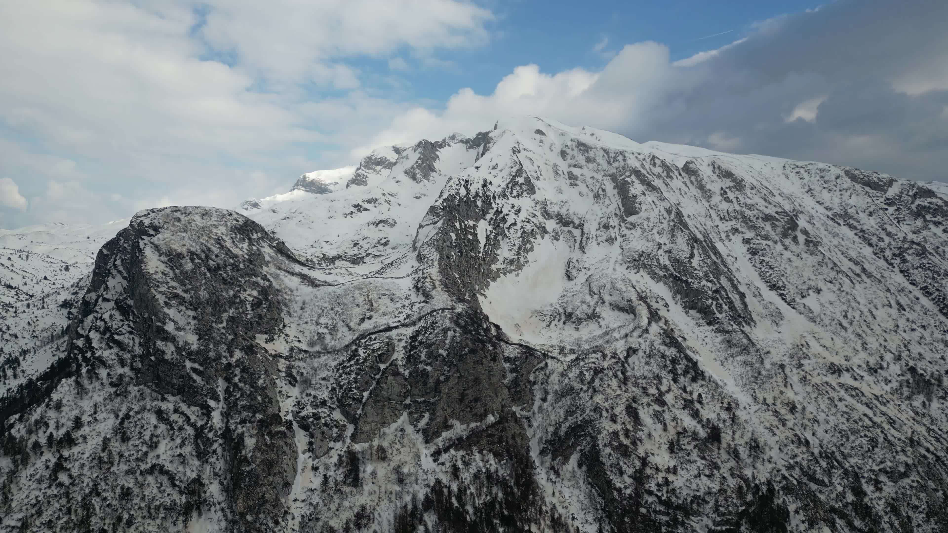 ver un hermosa montaña rango con nieve durante invierno. montaña para ...