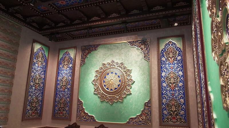 Dining room with richly colored walls and ceiling with Arabic-oriental ...