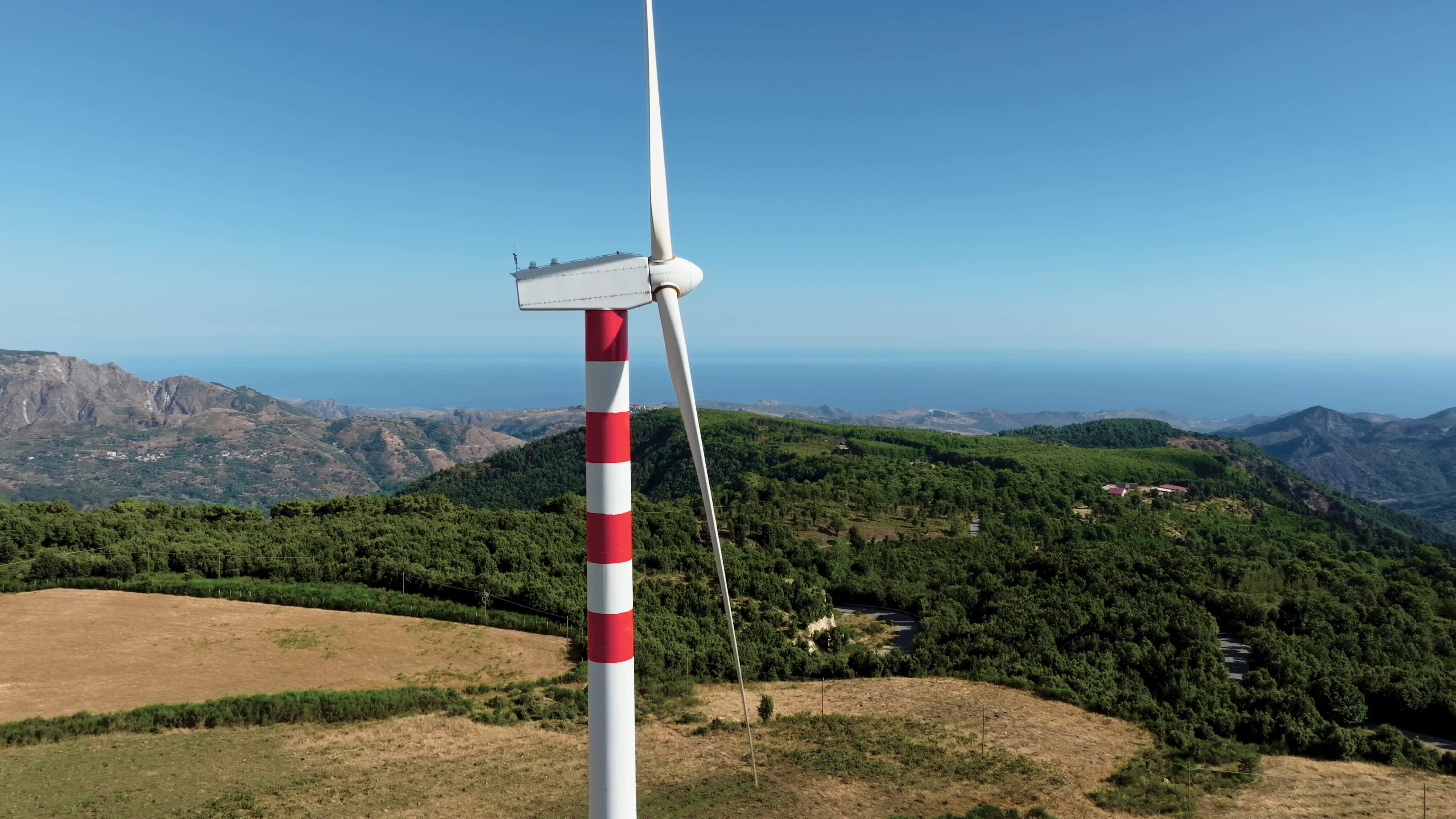 Spinning wind power electric generator on the mountains 37765147 Stock ... Spinning wind power electric generator on the mountains 37765147 Stock ...