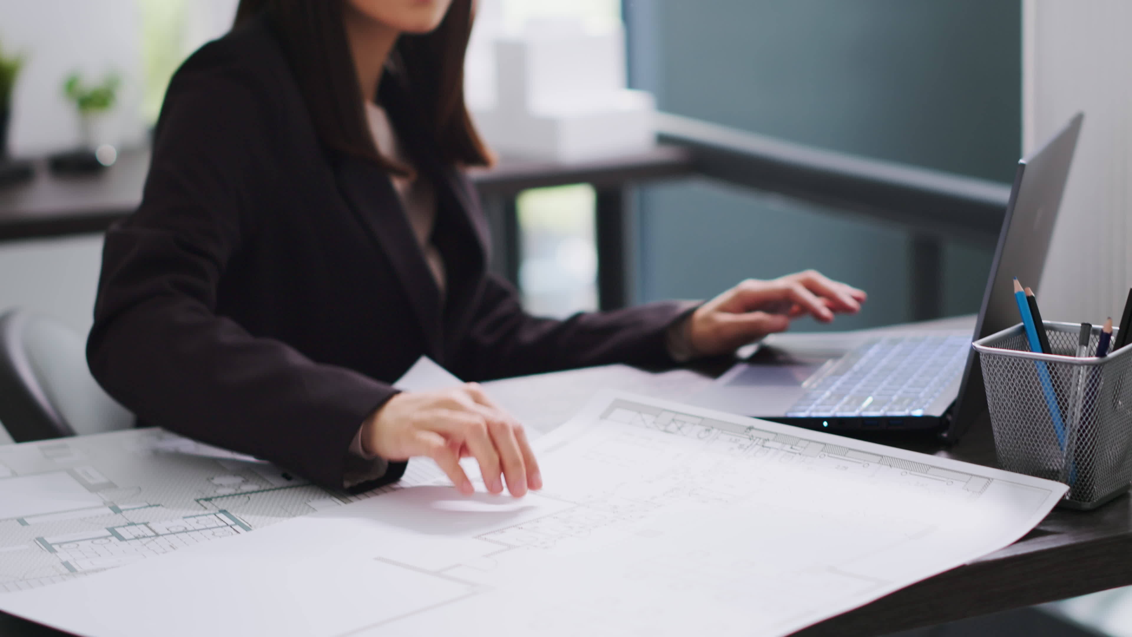 asiático arquitecto traductorio piso plan mediciones en computadora portátil, estudiando ...