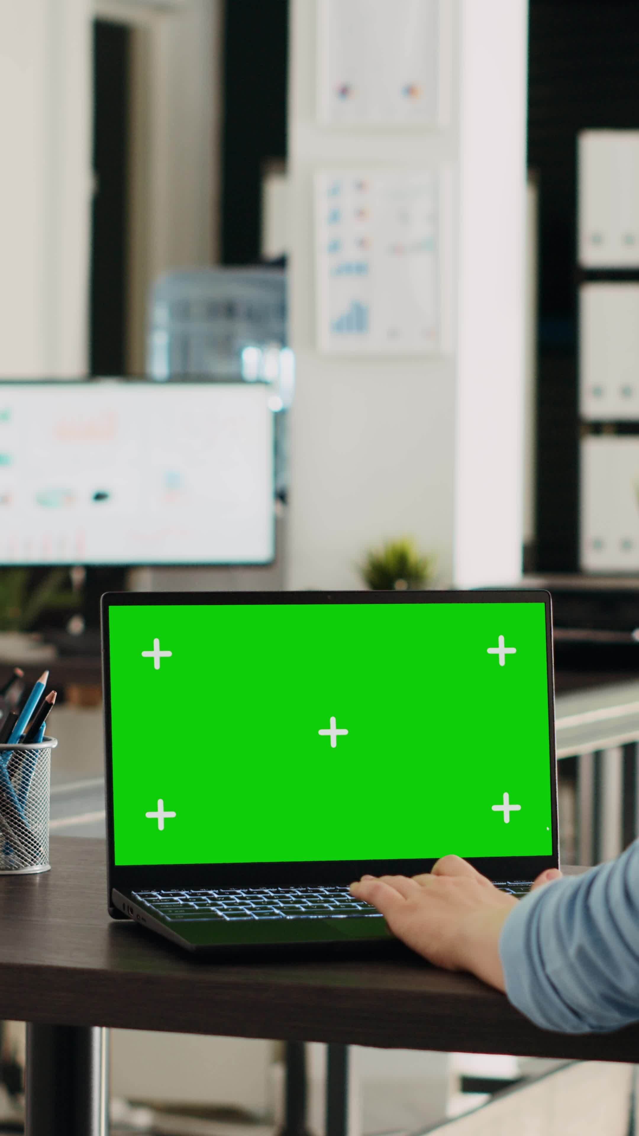 Vertical video Specialist using laptop with greenscreen to solve ...