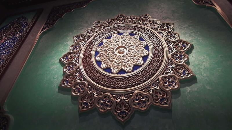 Dining room with richly colored walls and ceiling with Arabic-oriental ...