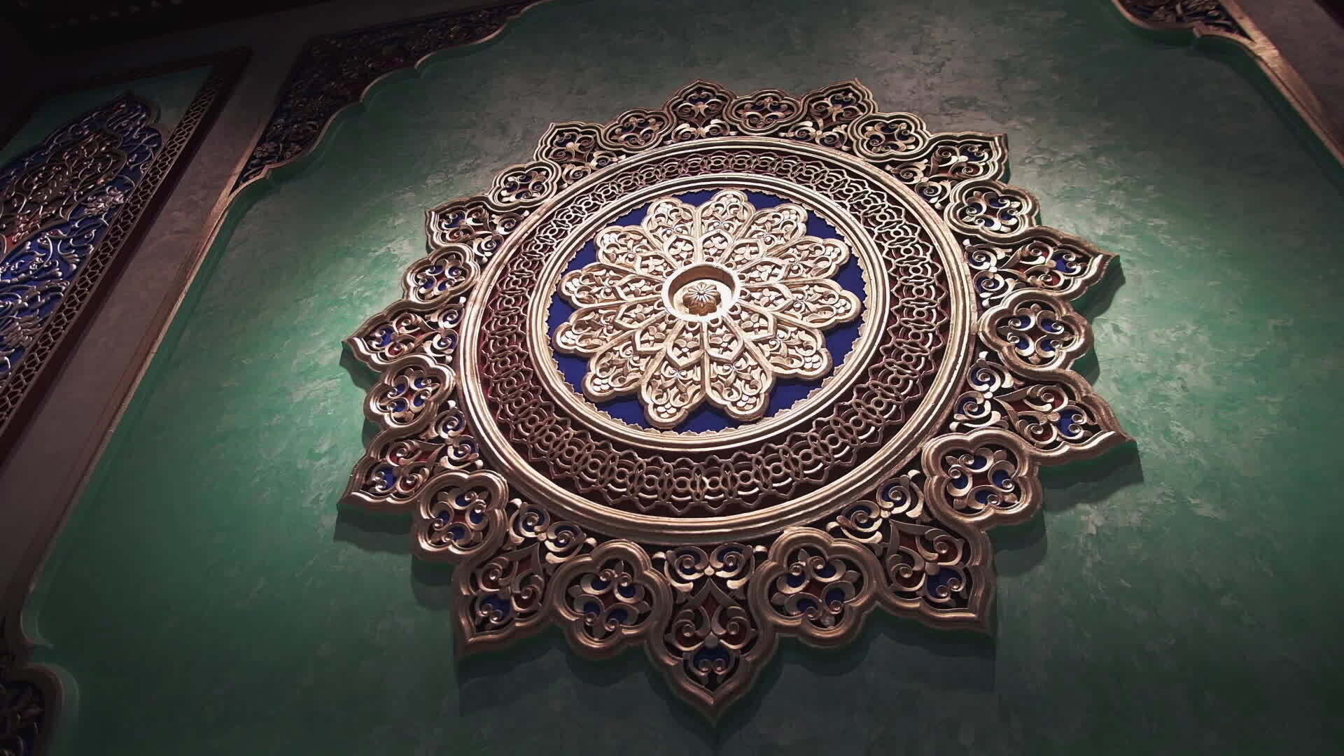 Dining room with richly colored walls and ceiling with Arabic-oriental ...