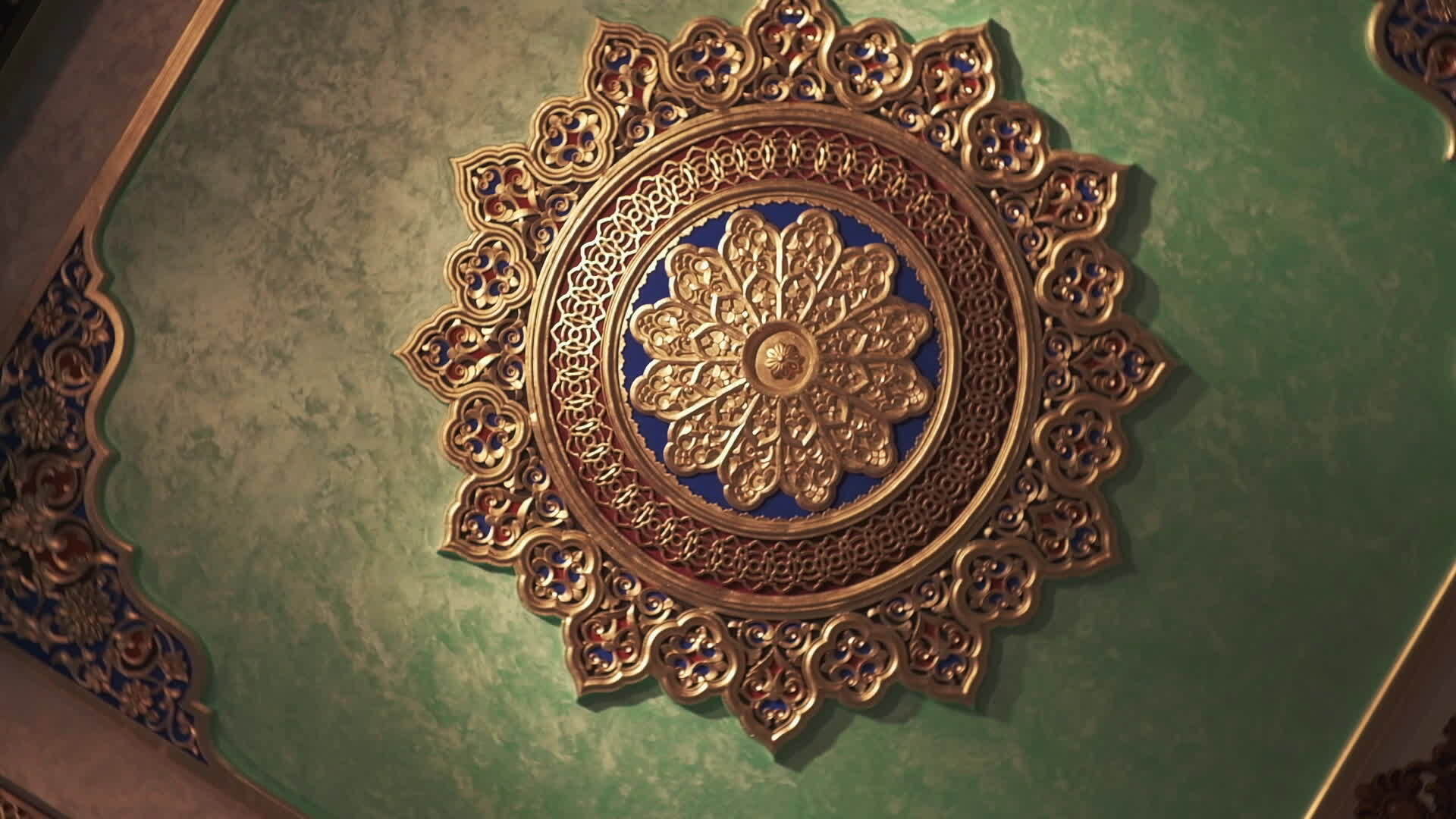 Dining room with richly colored walls and ceiling with Arabic-oriental ...