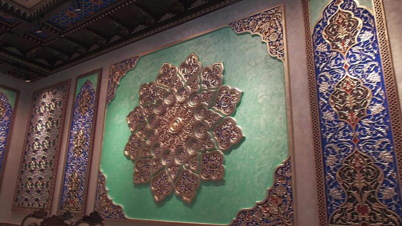 Dining room with richly colored walls and ceiling with Arabic-oriental ...