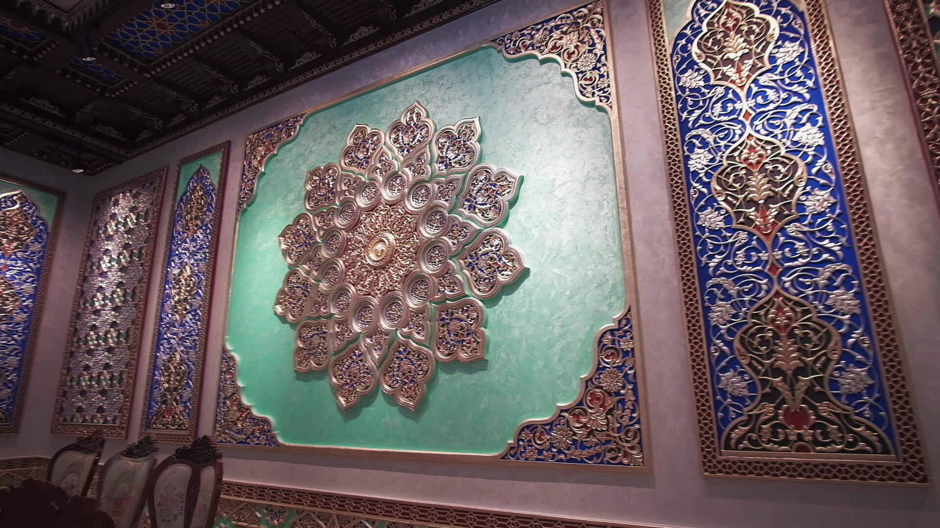 Dining room with richly colored walls and ceiling with Arabic-oriental ...