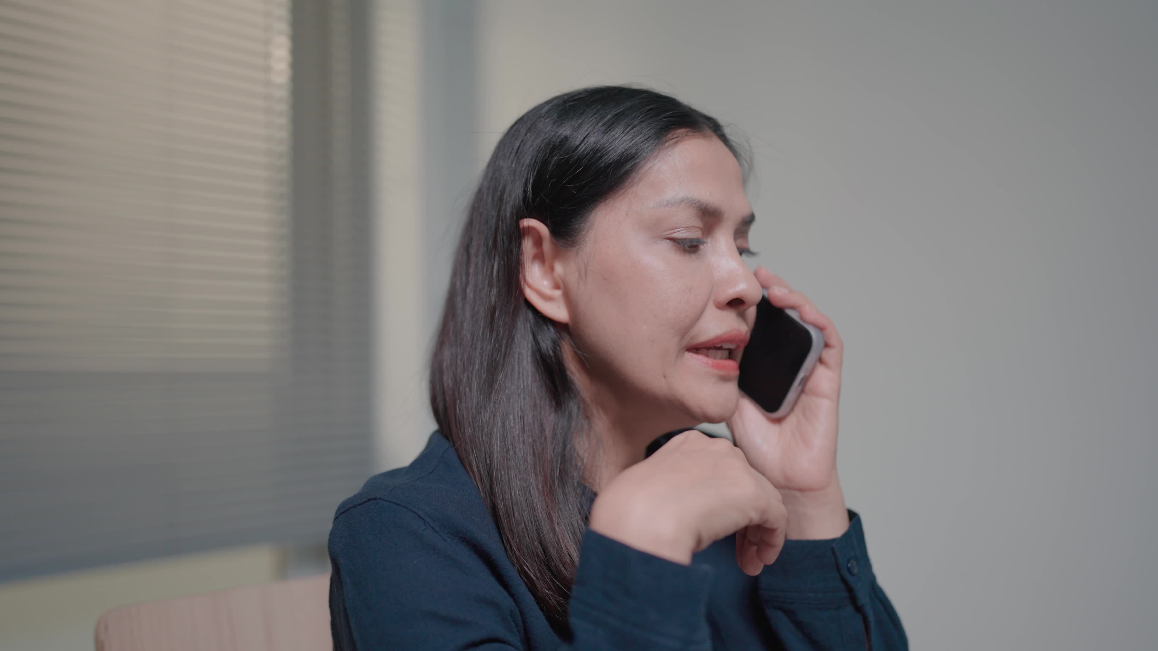 Woman using a smartphone Feeling dissatisfied with lost data Received a ... Woman using a smartphone Feeling dissatisfied with lost data Received a ...