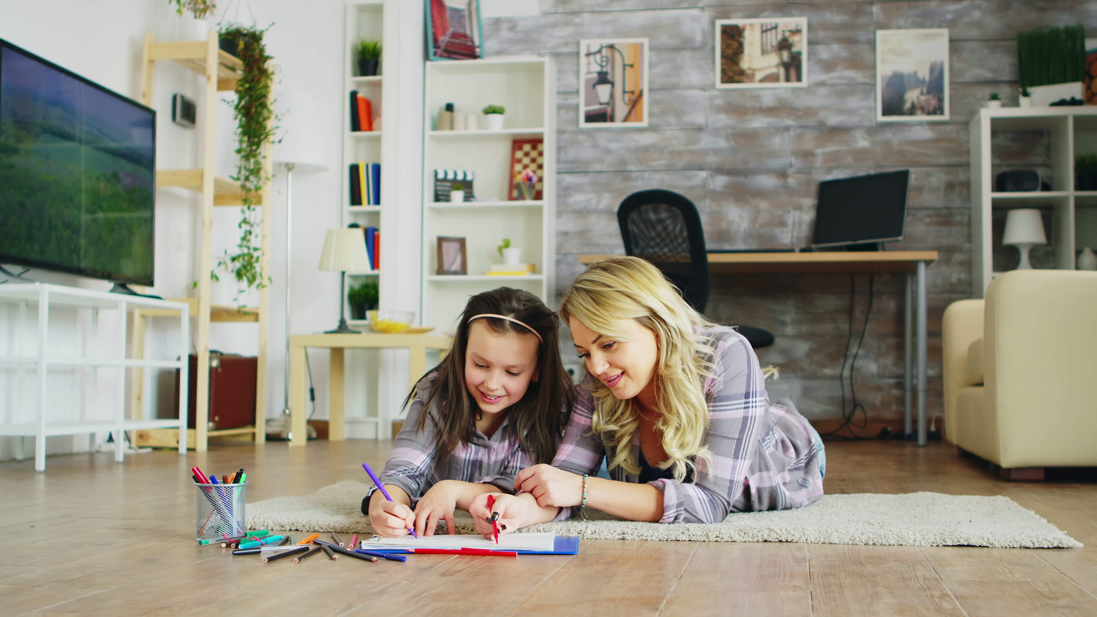 Beautiful young mother teaching her little daughter to draw. 39671529 ... Beautiful young mother teaching her little daughter to draw. 39671529 ...