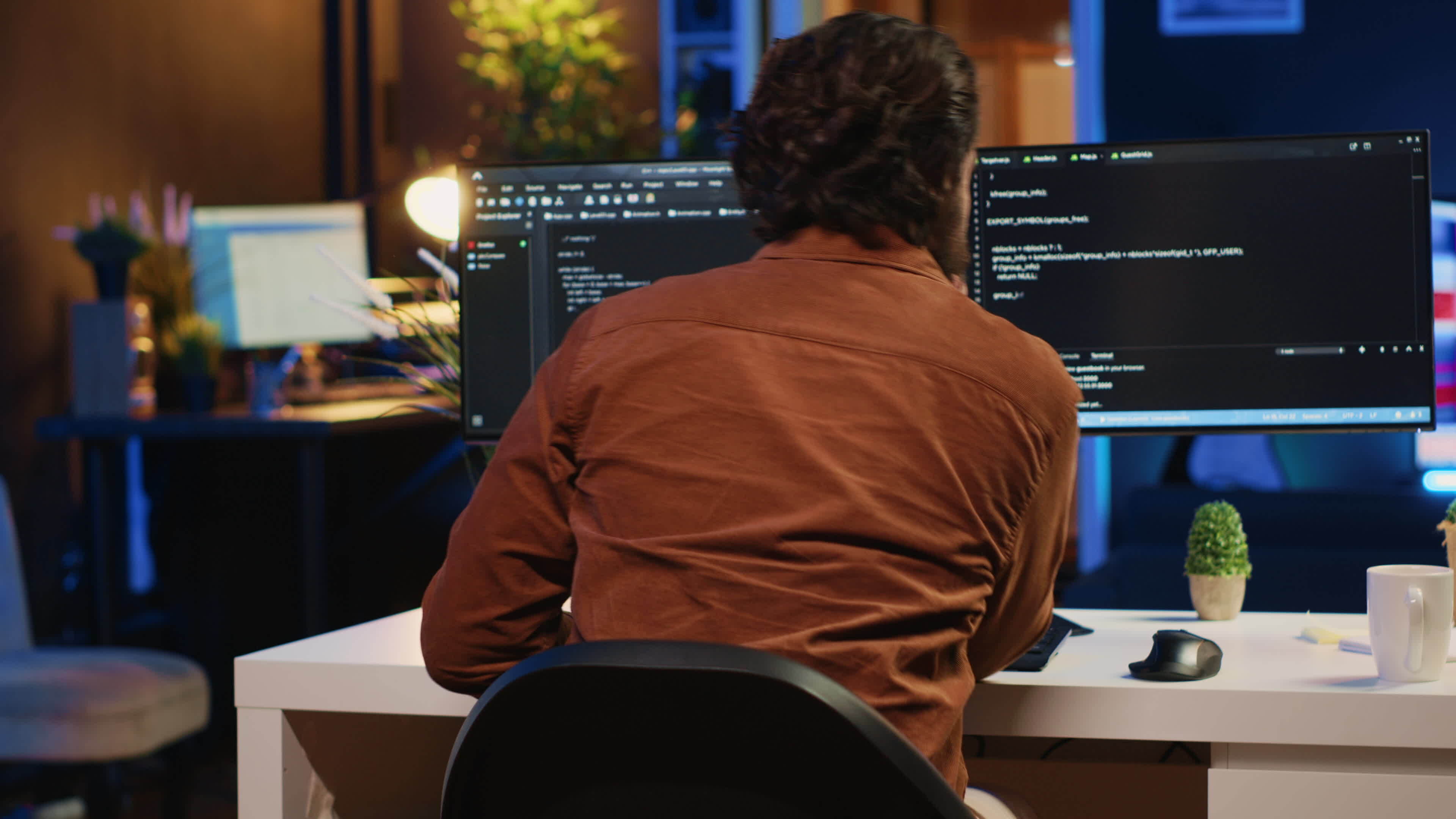 Logiciel ingénieur écrit binaire code scripts sur ordinateur et les ...