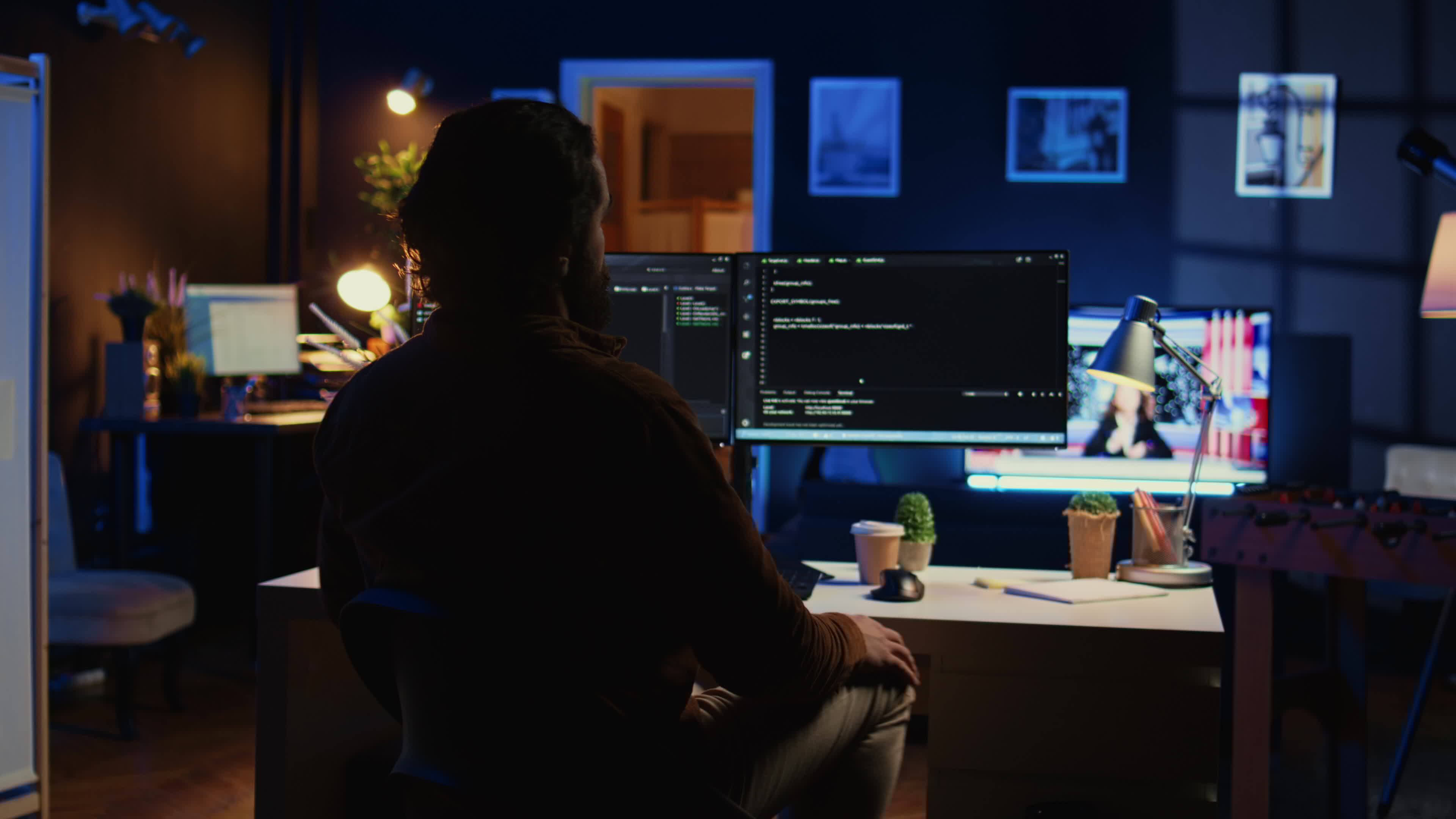 software desarrollador poniendo cara en manos en frustración mientras actualización binario ...