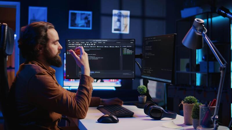 irritado software desarrollador exasperado después defecto a eliminar todas loco mientras ...