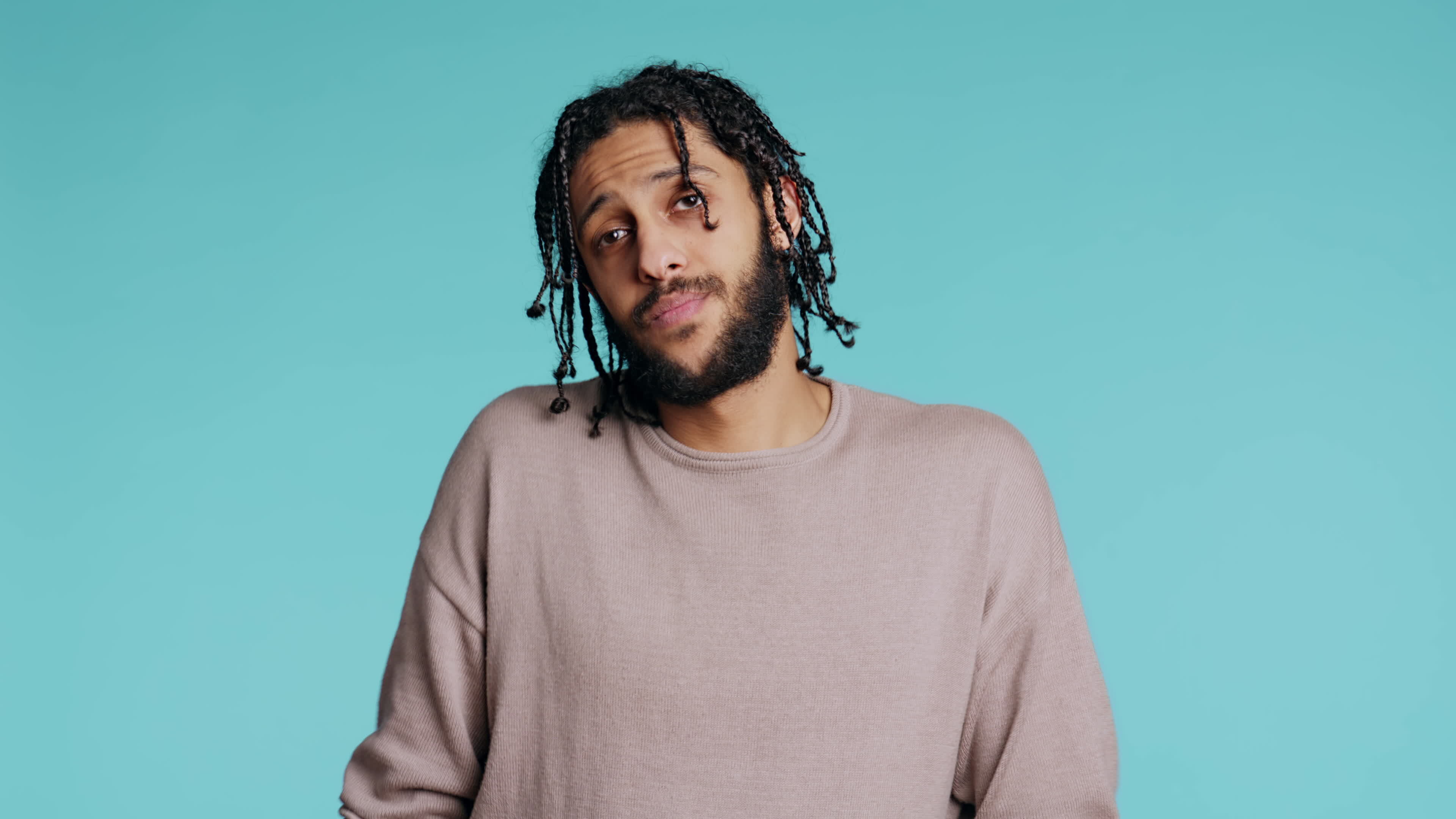 indiferente meio Oriental homem encolhendo os ombros ombros, mostrando ...