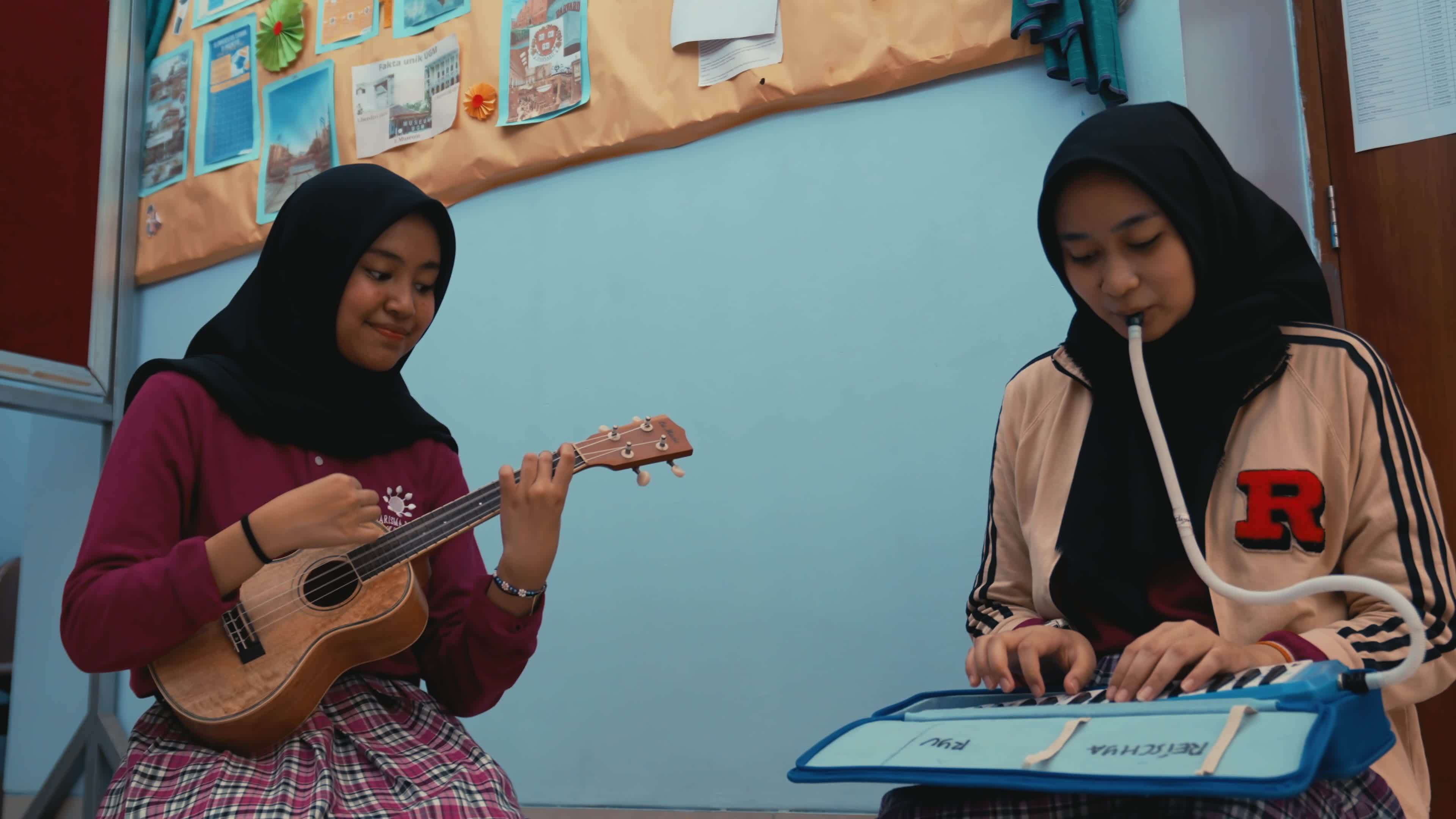 deux femmes en jouant musical instruments, un avec une ukulélé et le ... deux femmes en jouant musical instruments, un avec une ukulélé et le ...