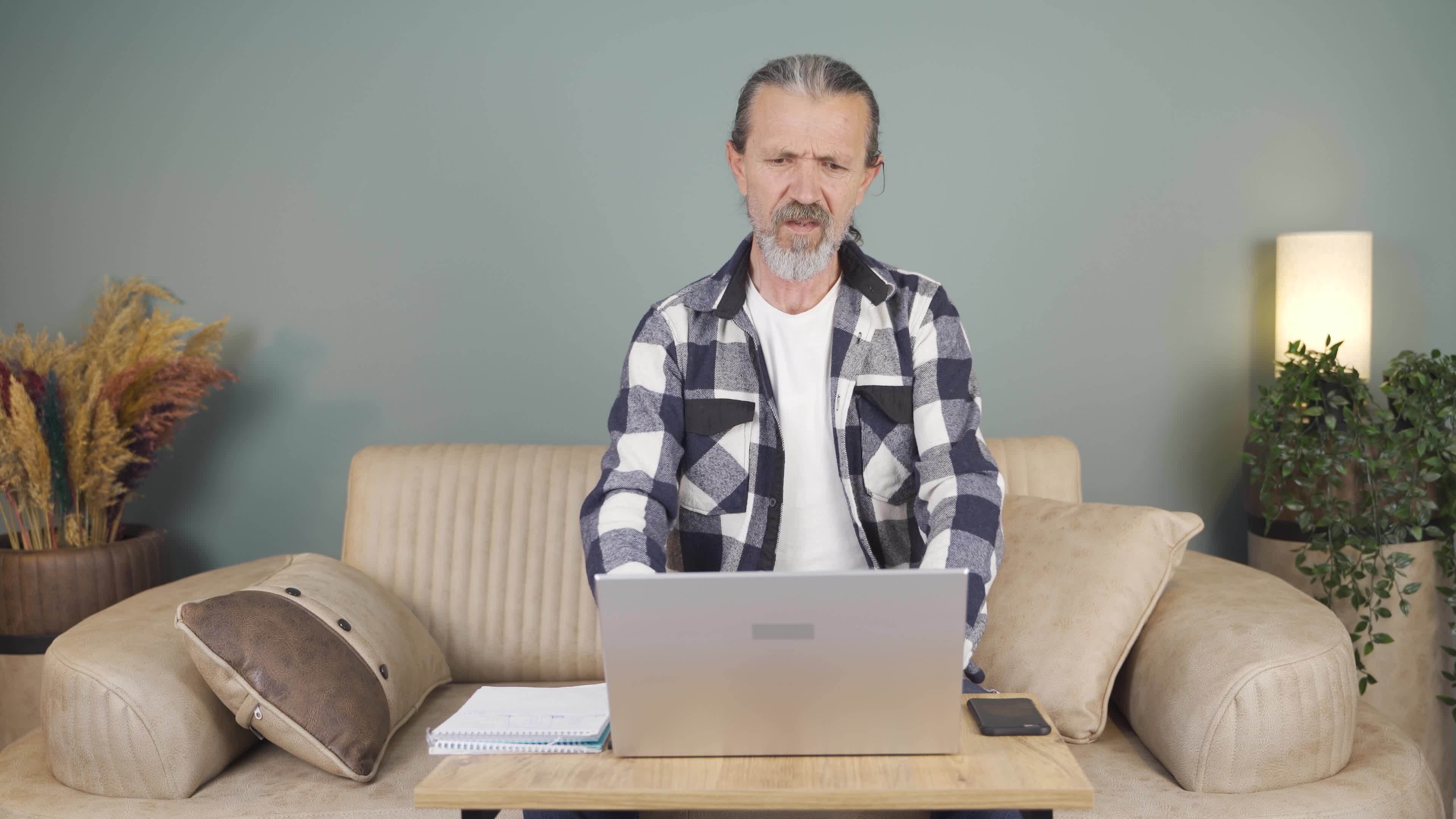 The man who can't use the application on the laptop. 41480169 Stock ... The man who can't use the application on the laptop. 41480169 Stock ...