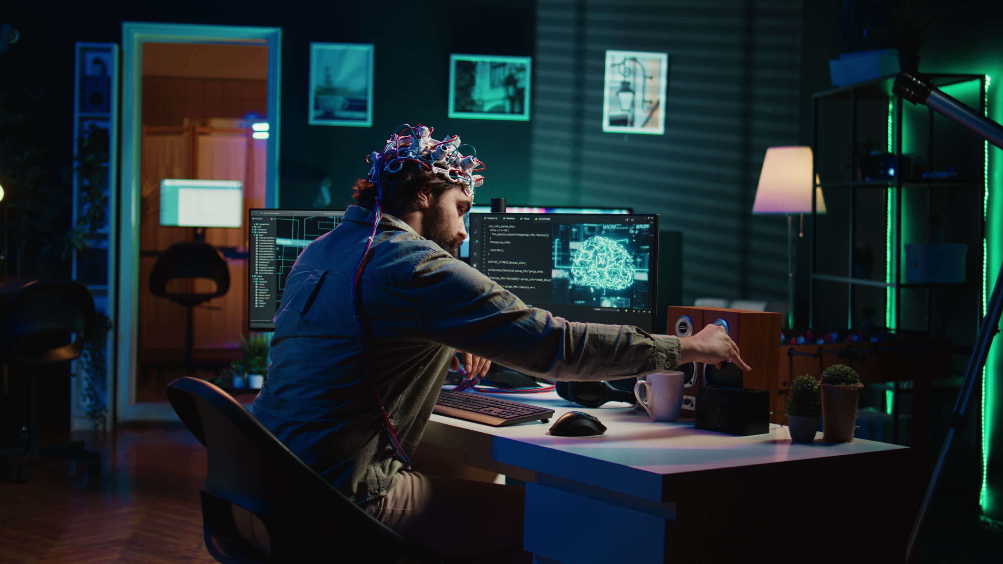 It Specialist Using Eeg Headset And Deep Learning Technology To Upload Brain Into Computer