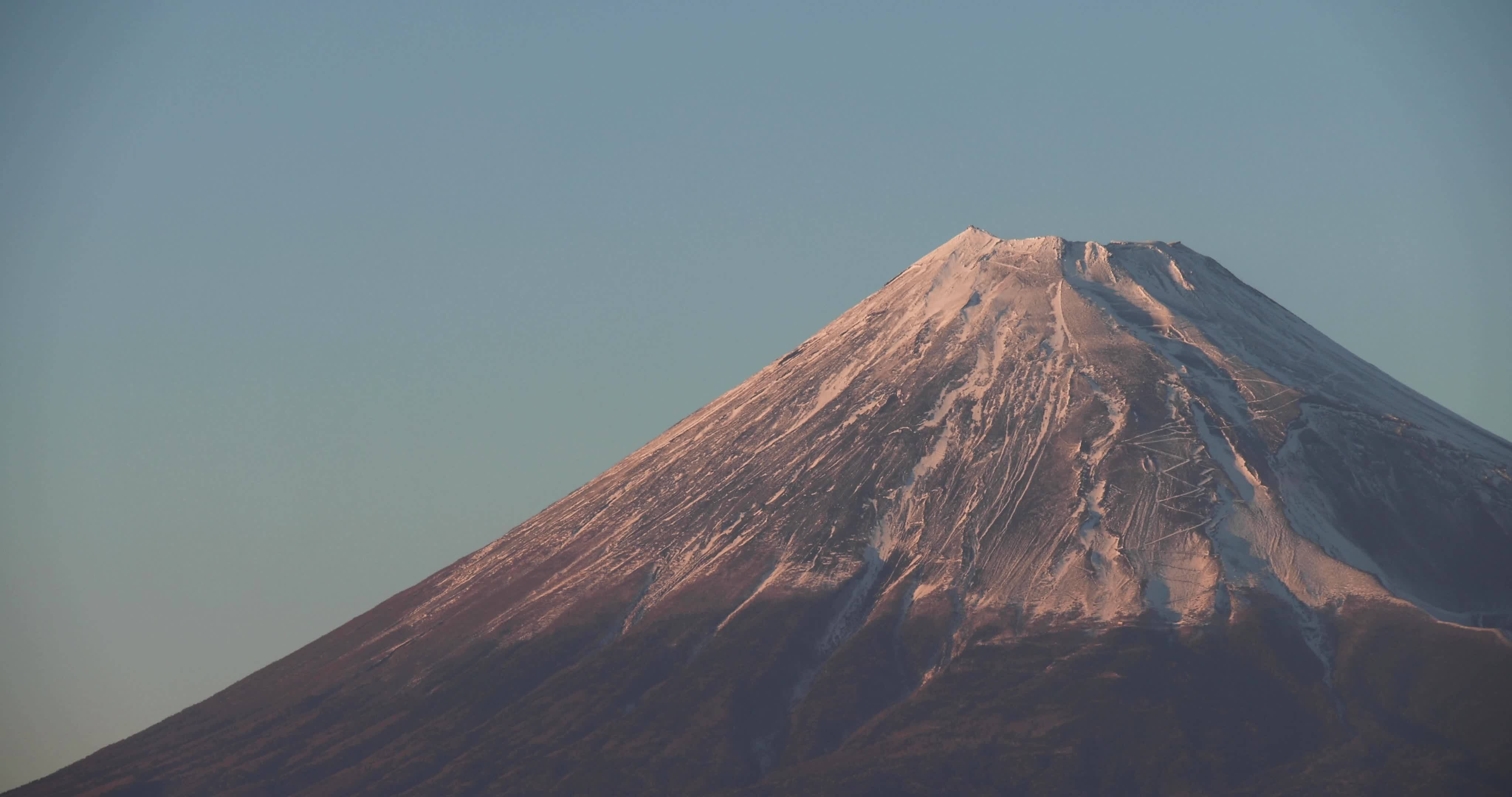 A dusk of Mt.Fuji behind the blue sky in winter telephoto shot 42597071 ...