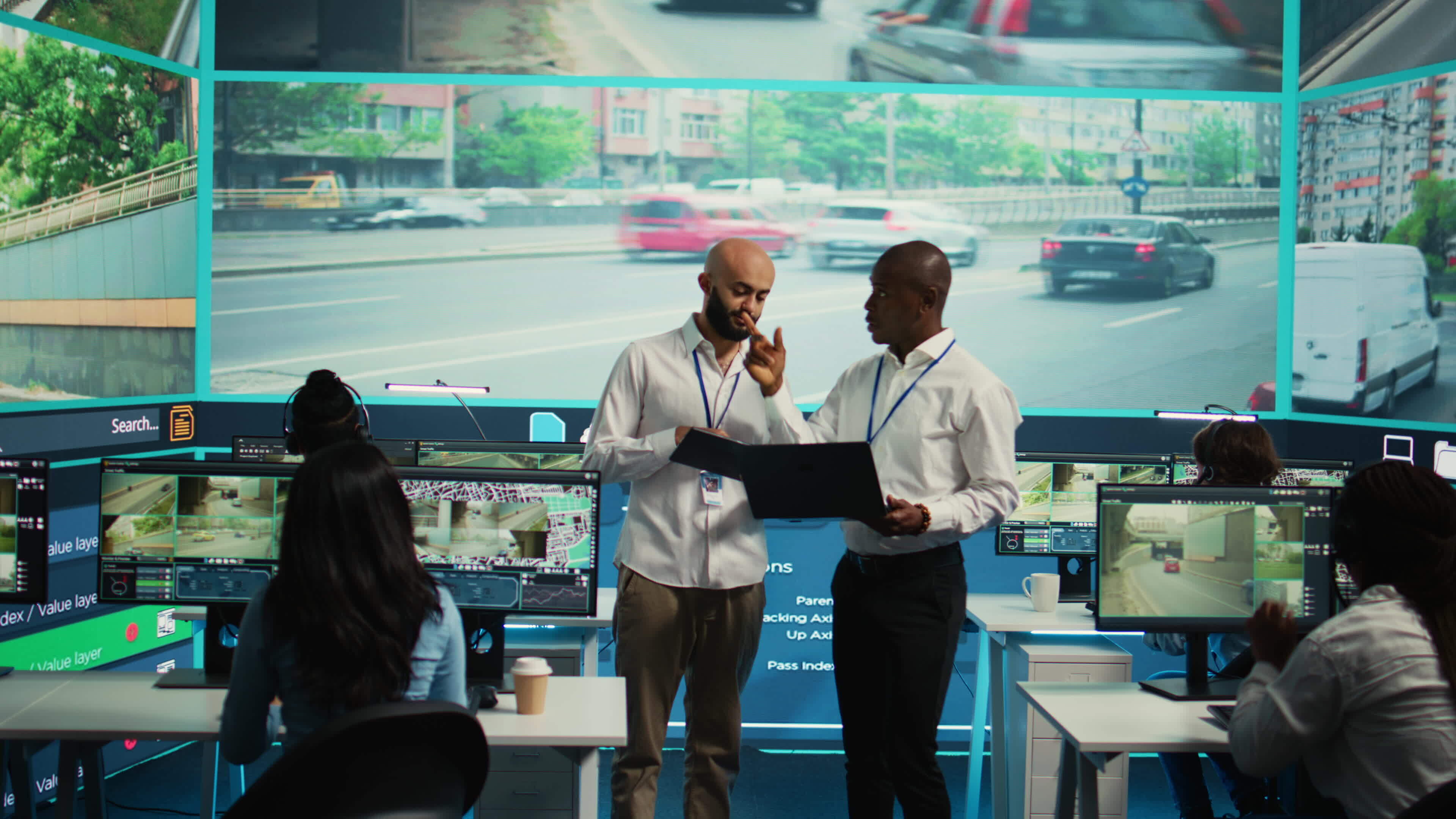 Experts Monitoring Real Time Urban Traffic Dynamics With Help From