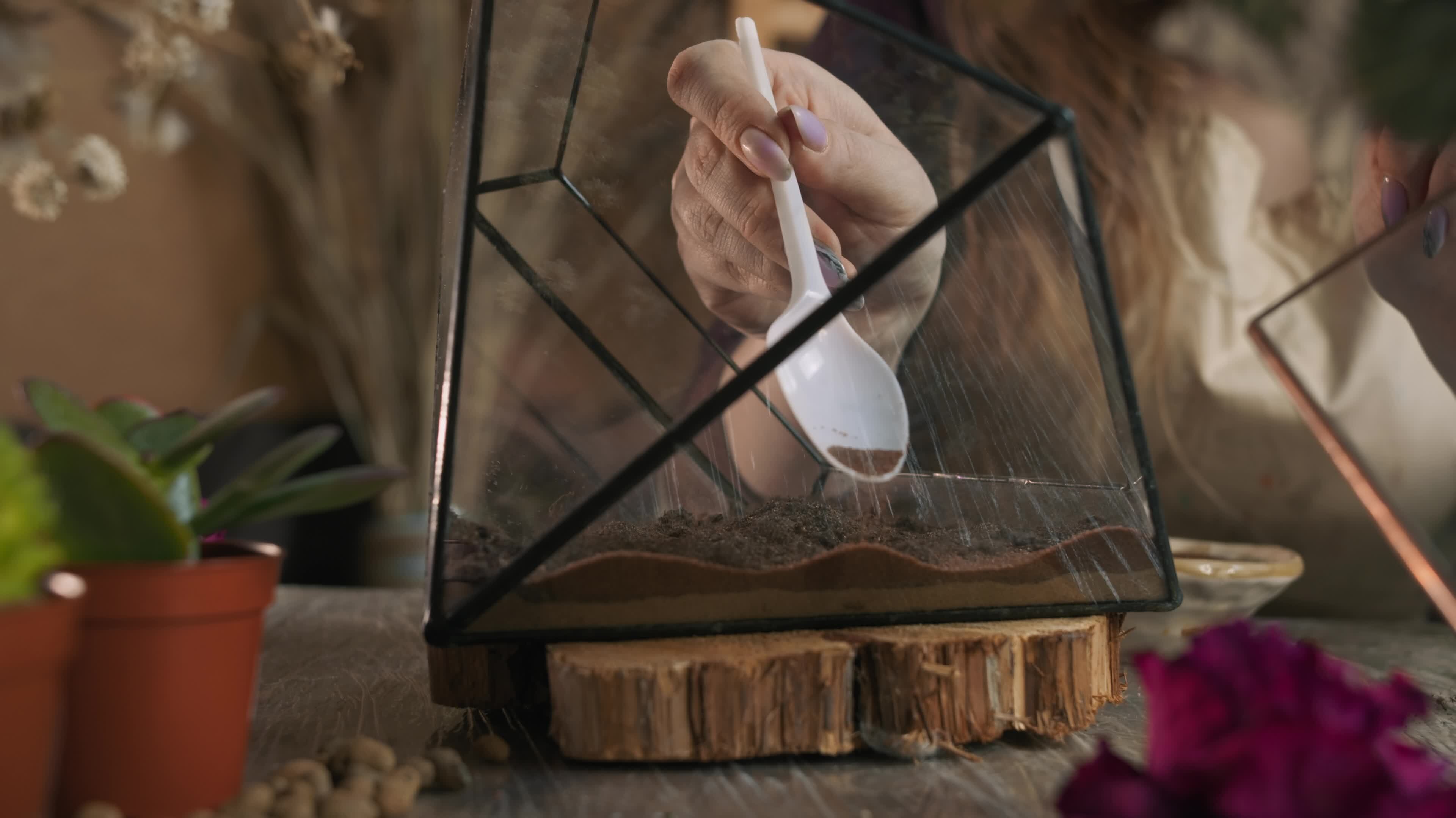 Craftswoman creates a beautiful glass interior design element using ...