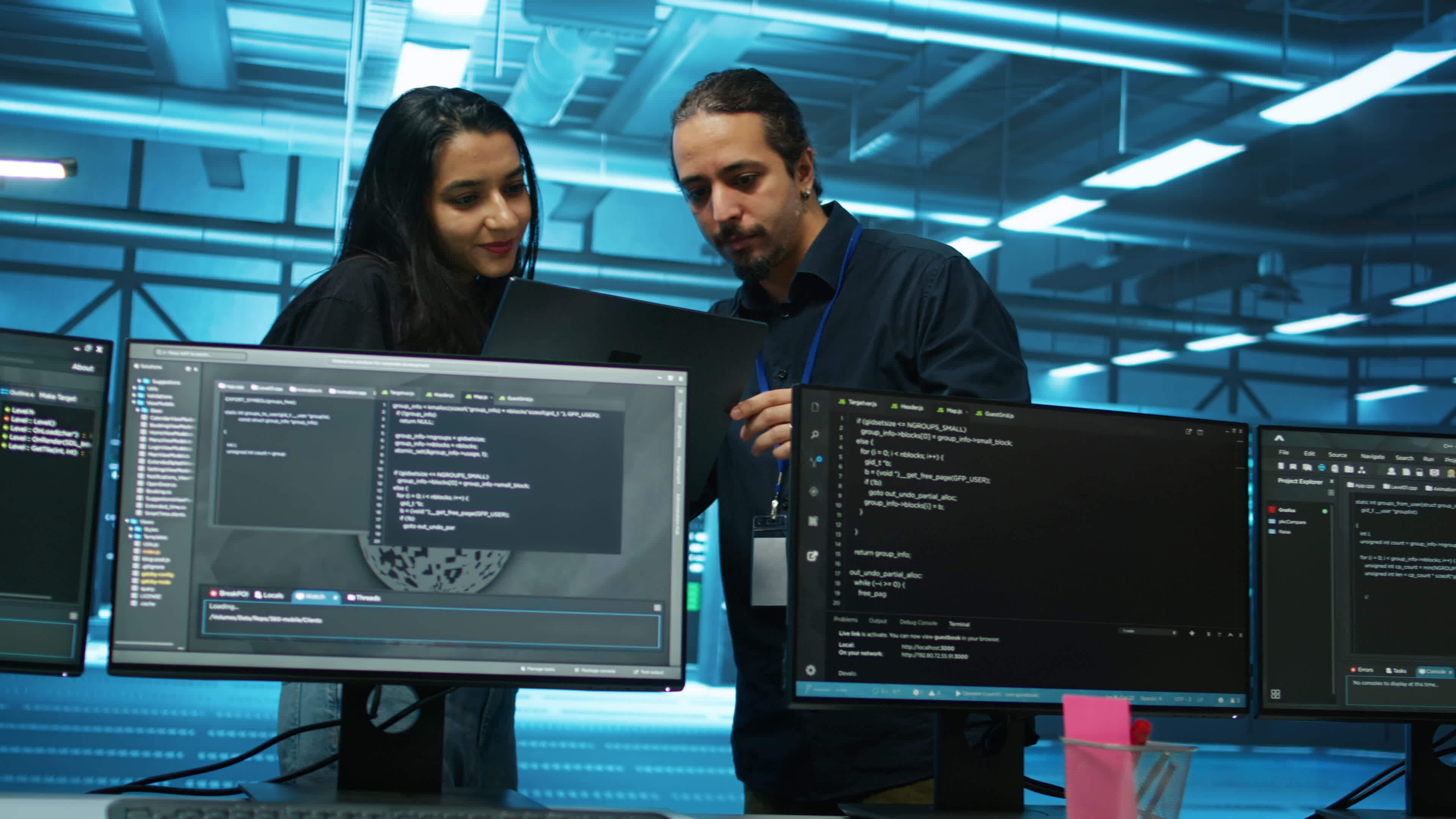 ingenieros trabajando en alto tecnología servidor cubo capaz de Procesando y almacenamiento ...