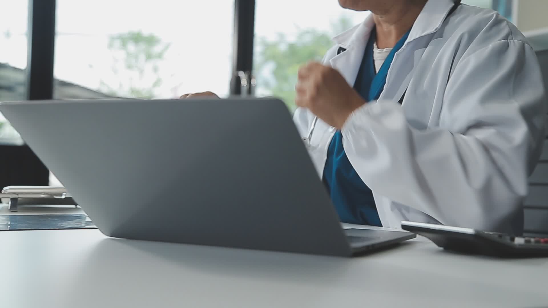 Médico Y Enfermero Examinando Del Paciente Médico Registros Y Médico Equipo Trabajando En El